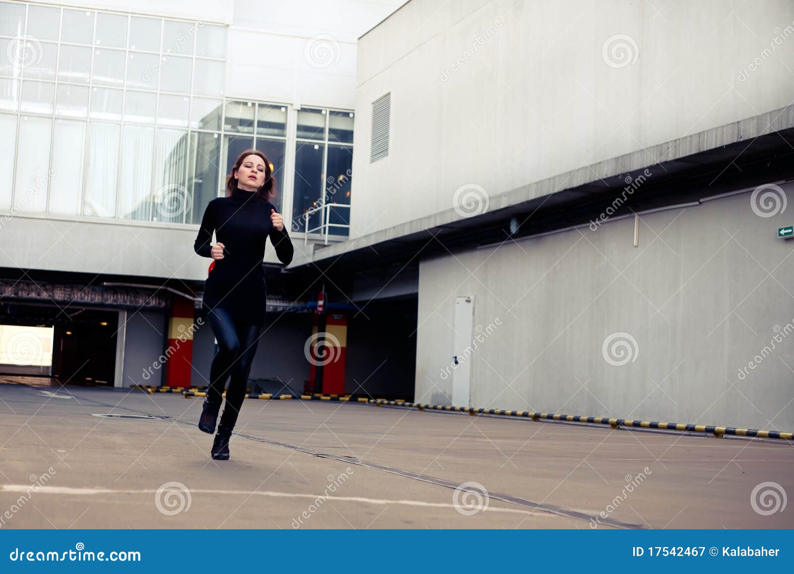 La mujer se ejecuta lejos imagen de archivo. Imagen de horizontal ...