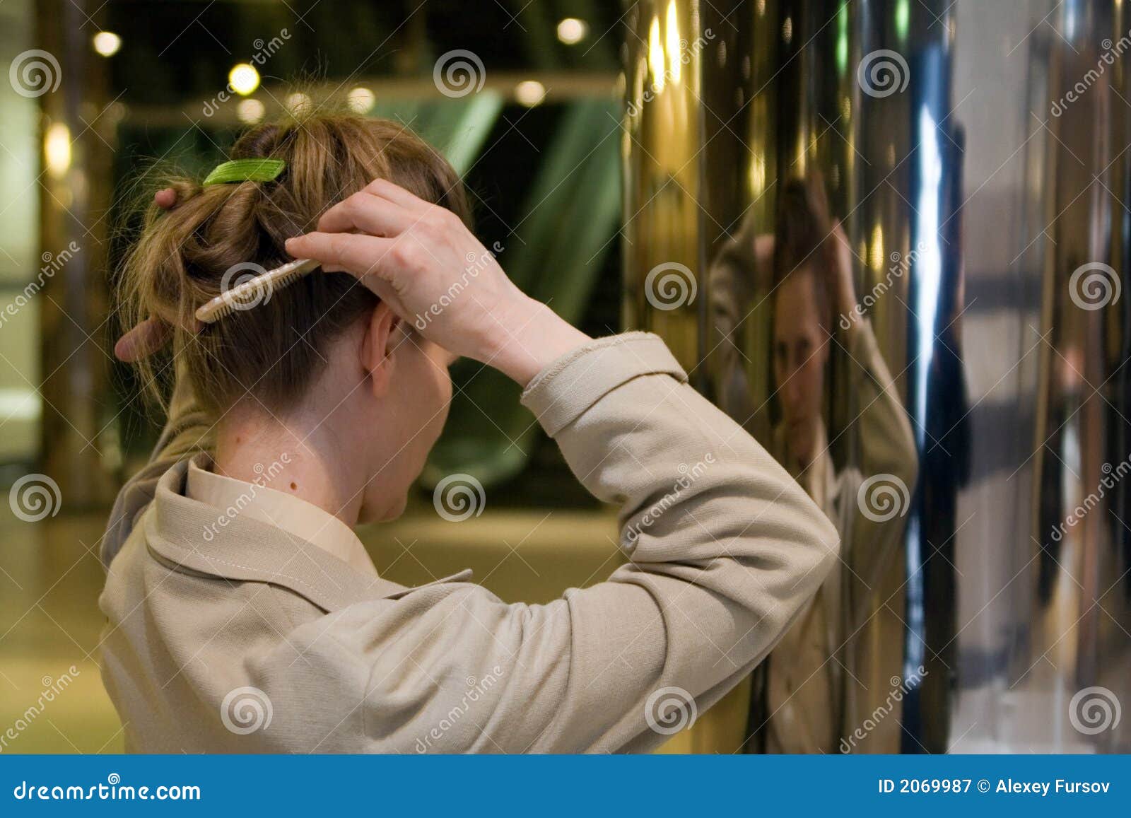 La mujer se peina el pelo imagen de archivo. Imagen de blanco - 2069987