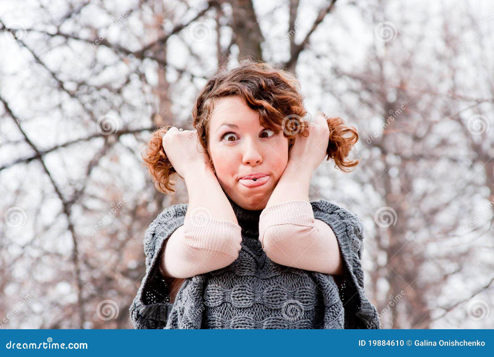 La Mujer Writhes Caras Feas Foto de archivo - Imagen de cara, rizado ...