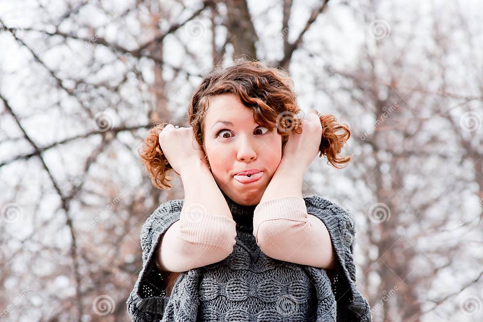 La Mujer Writhes Caras Feas Foto de archivo - Imagen de cara, rizado ...