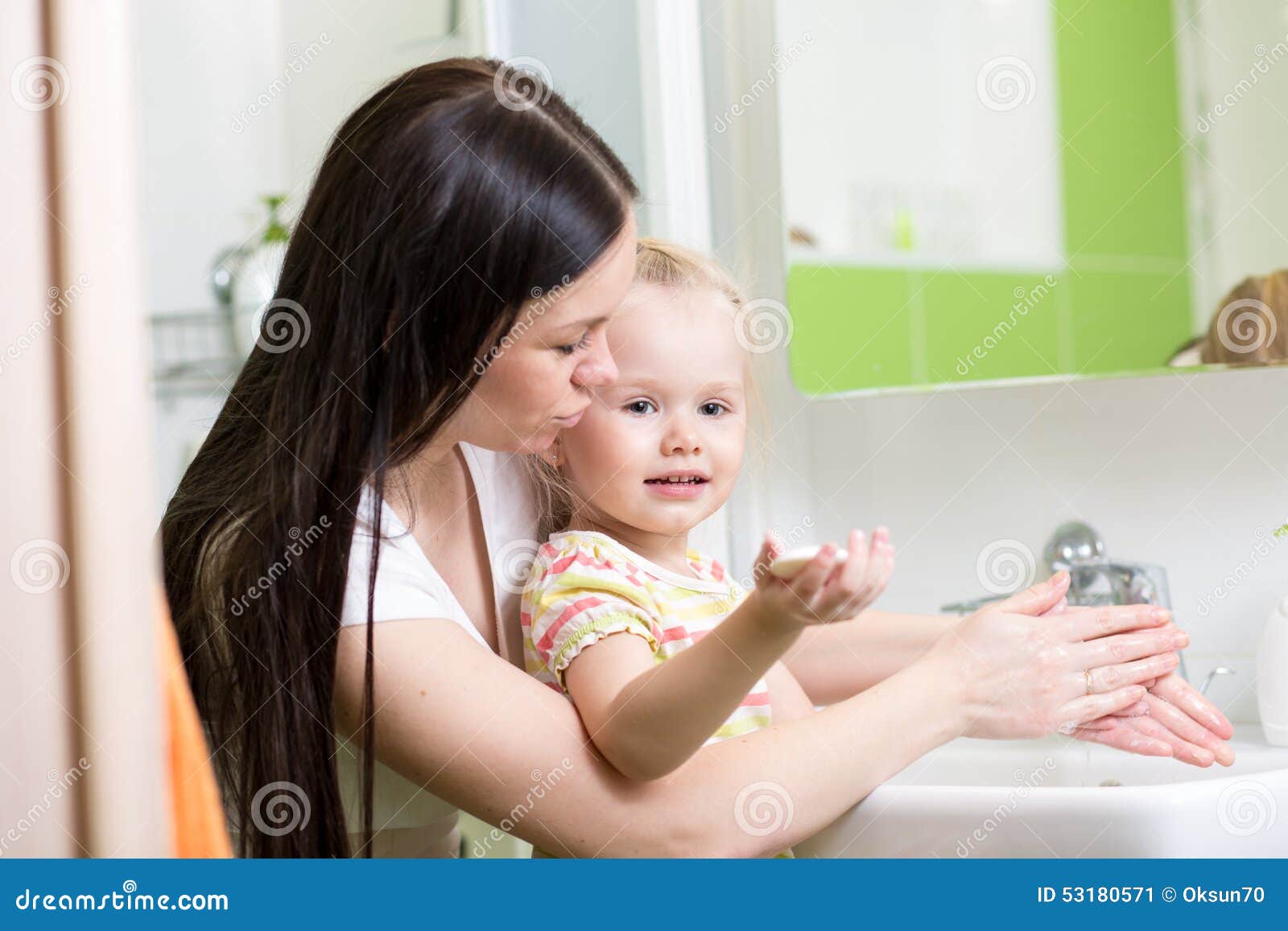 La Mère Enseigne Les Mains De Lavage Denfant Dans La Salle De Bains