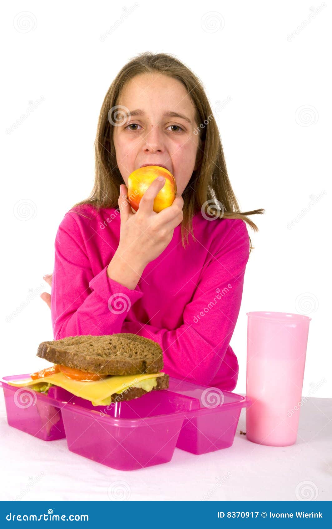 La niña está almorzando imagen de archivo. Imagen de cabrito - 8370917