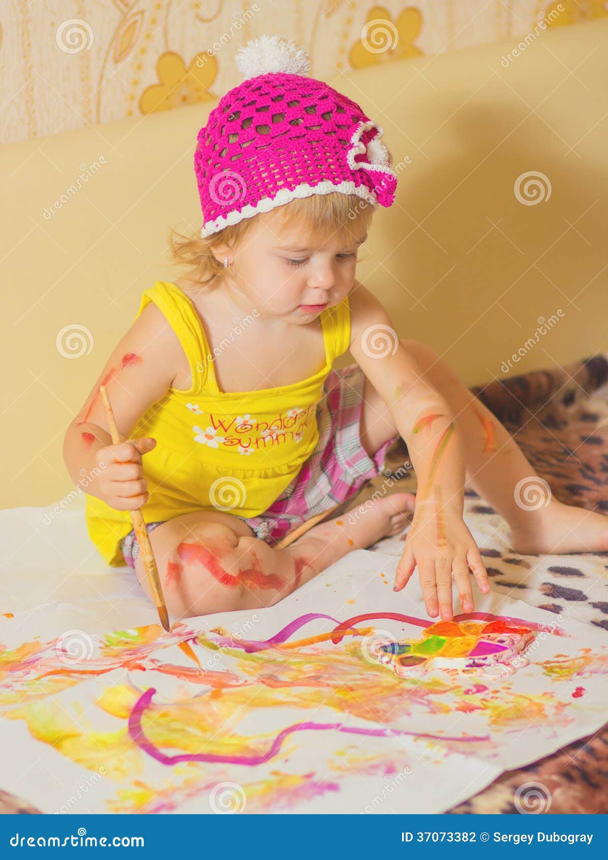 La niña está pintando foto de archivo. Imagen de mano - 37073382