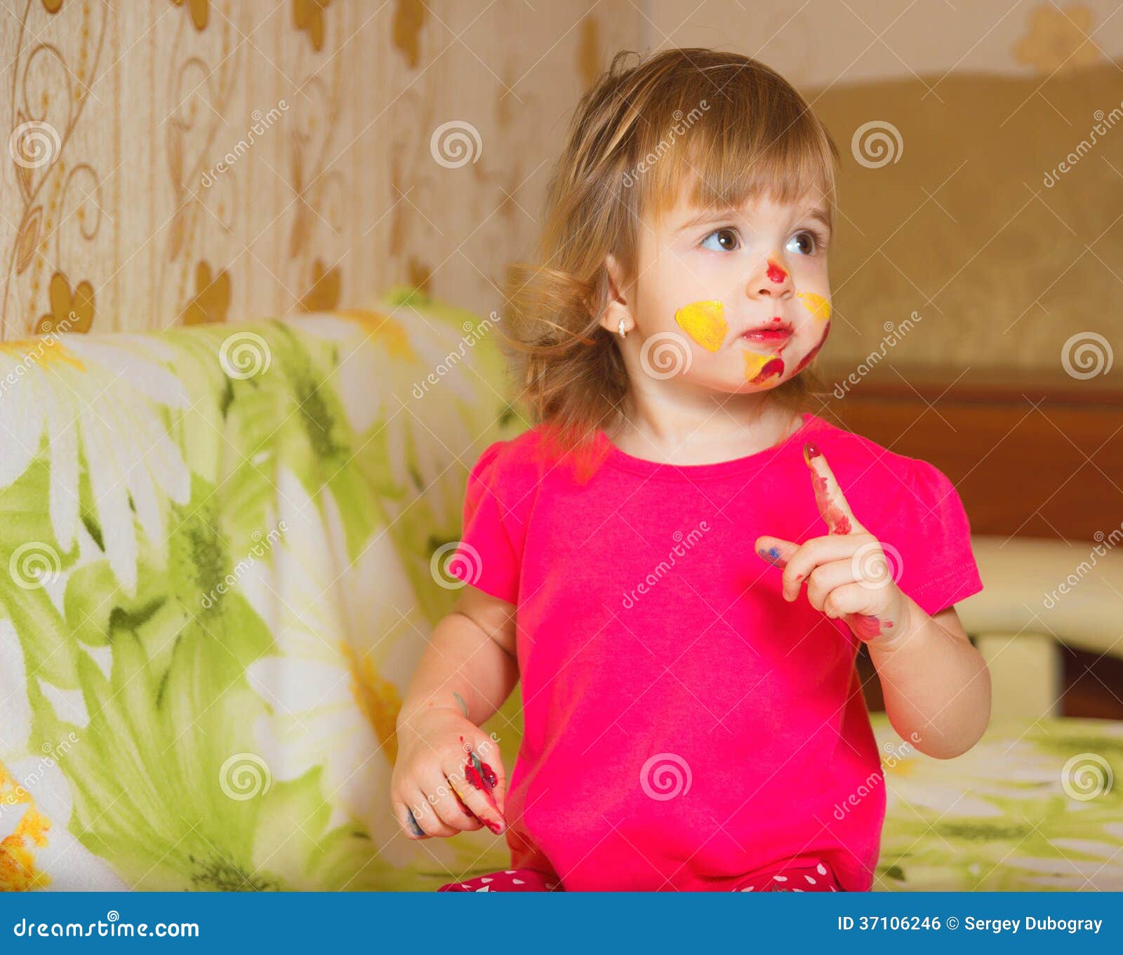 La niña está pintando foto de archivo. Imagen de mejilla - 37106246