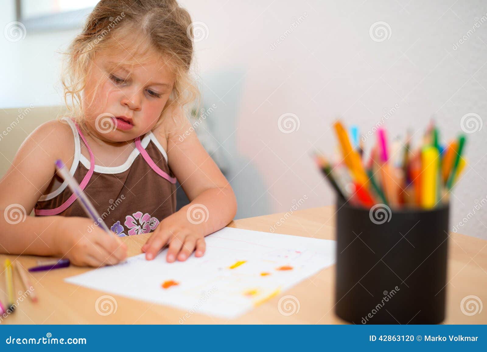 La niña está pintando foto de archivo. Imagen de casero - 42863120