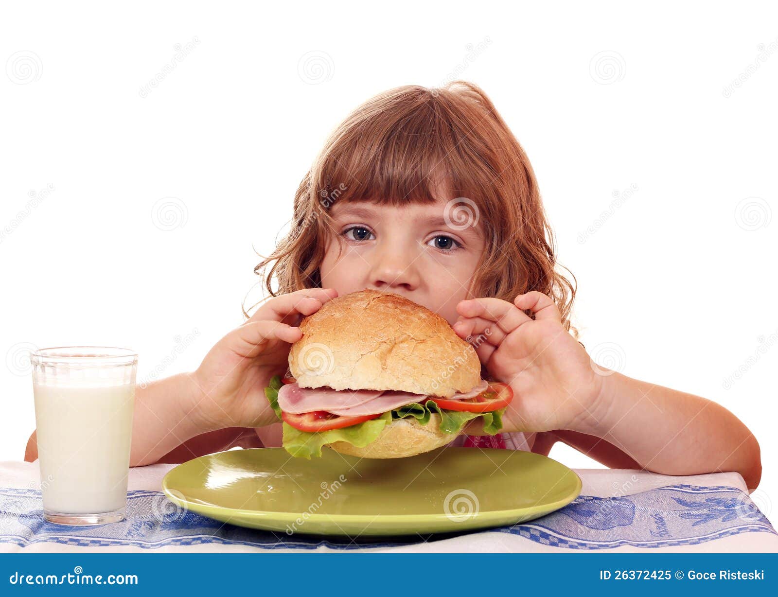 La niña hambrienta come imagen de archivo. Imagen de hambriento - 26372425