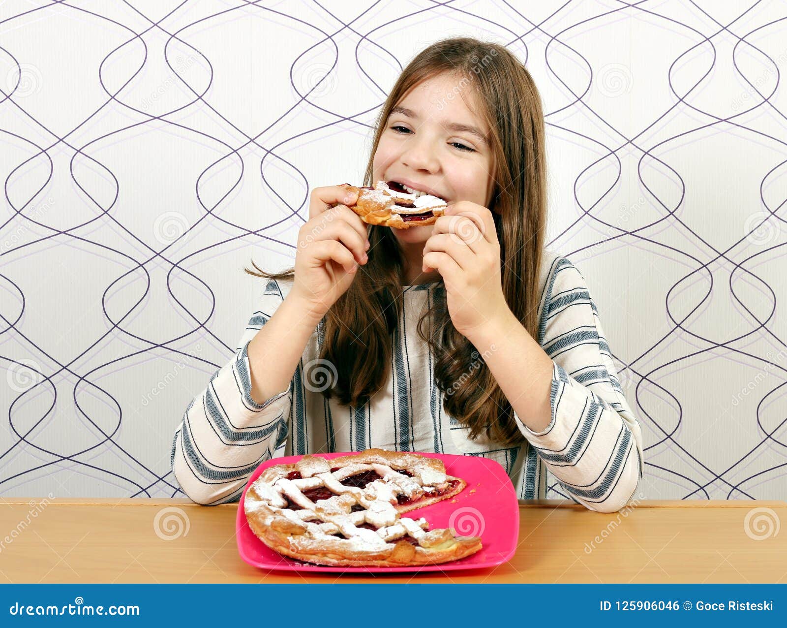 La Niña Hambrienta Come Una Empanada Foto de archivo - Imagen de baya ...