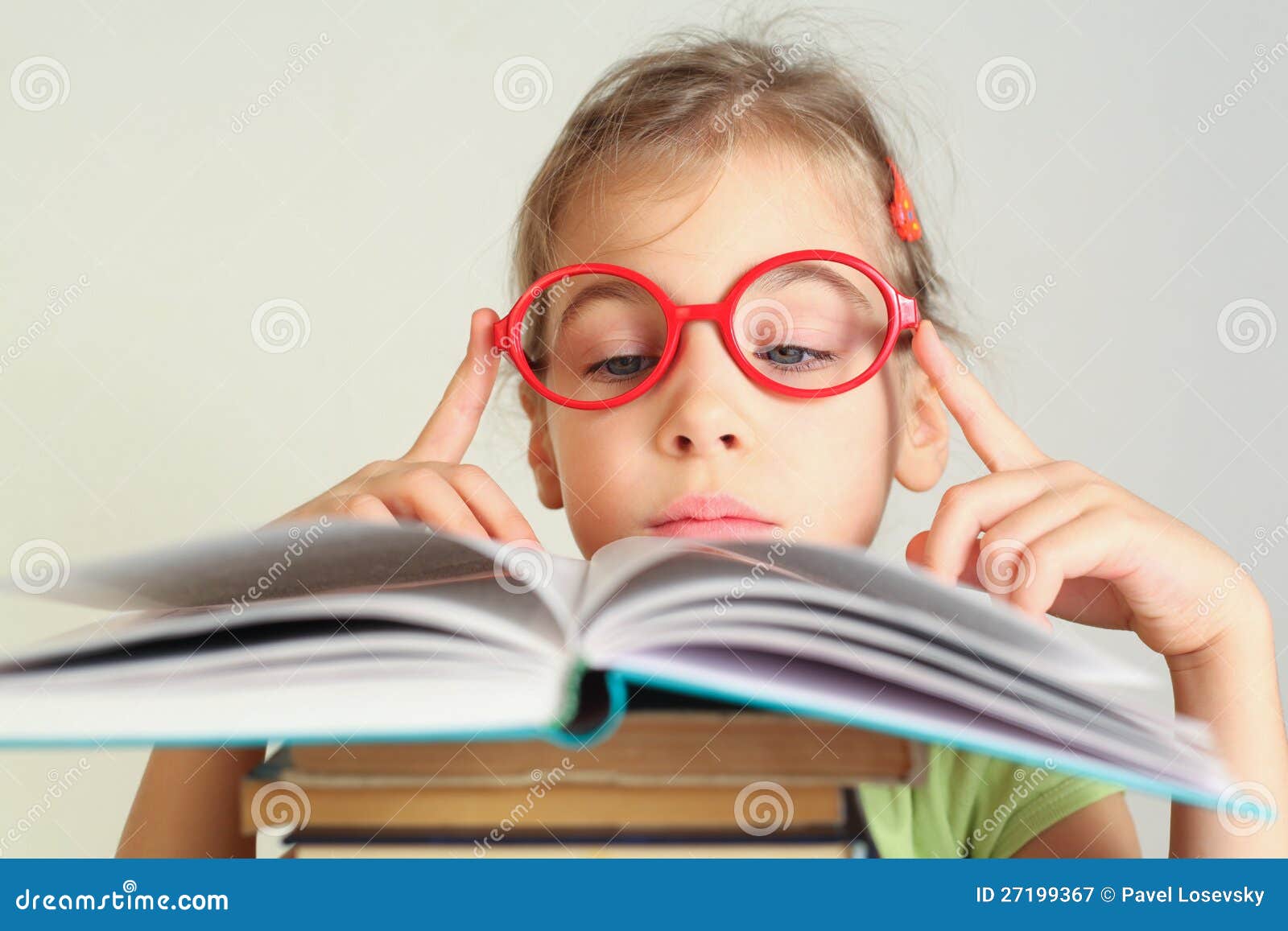 La niña leyó el libro imagen de archivo. Imagen de atento - 27199367