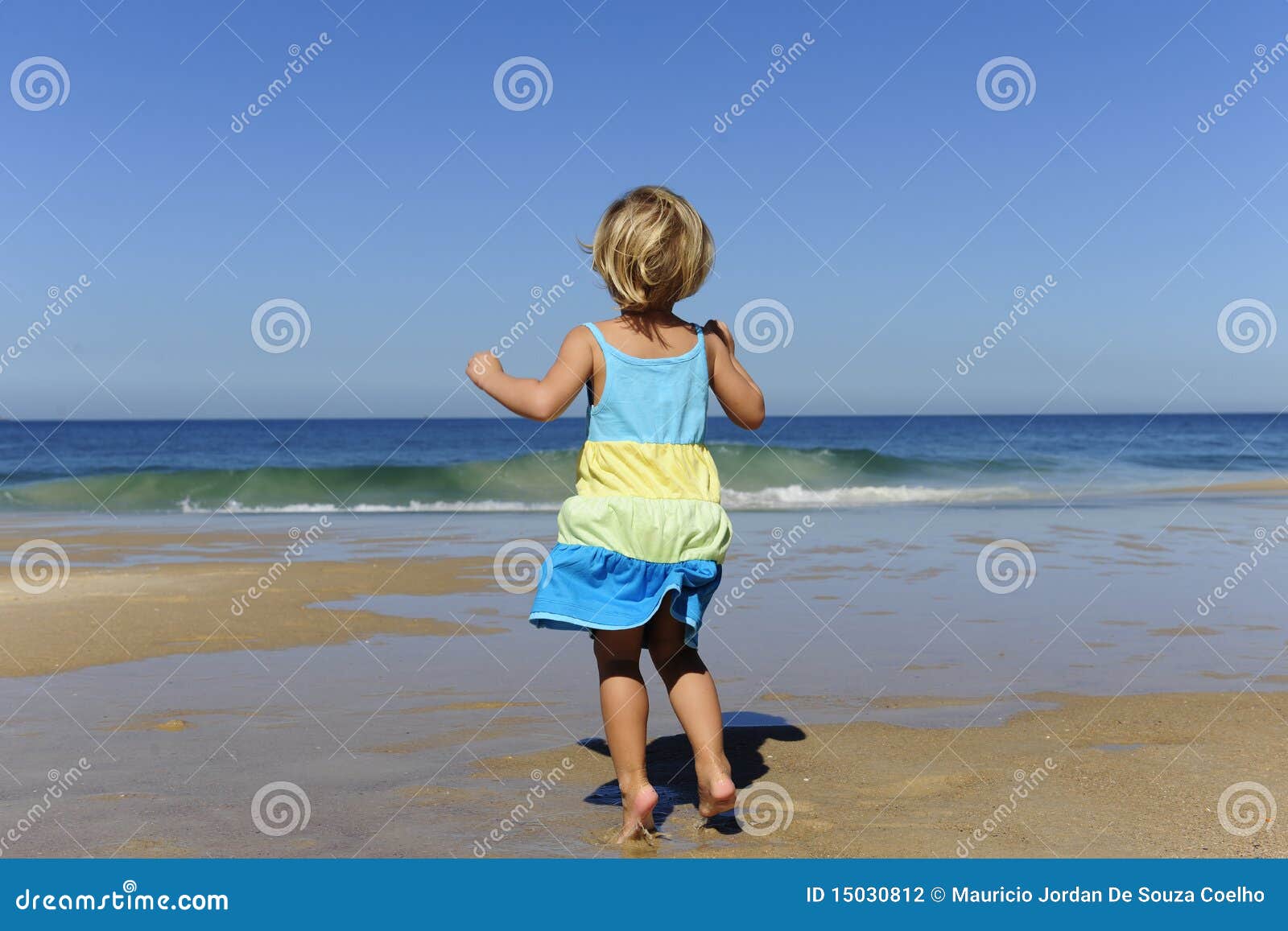 La Niña Que Salta En La Playa Foto de archivo - Imagen de azul ...