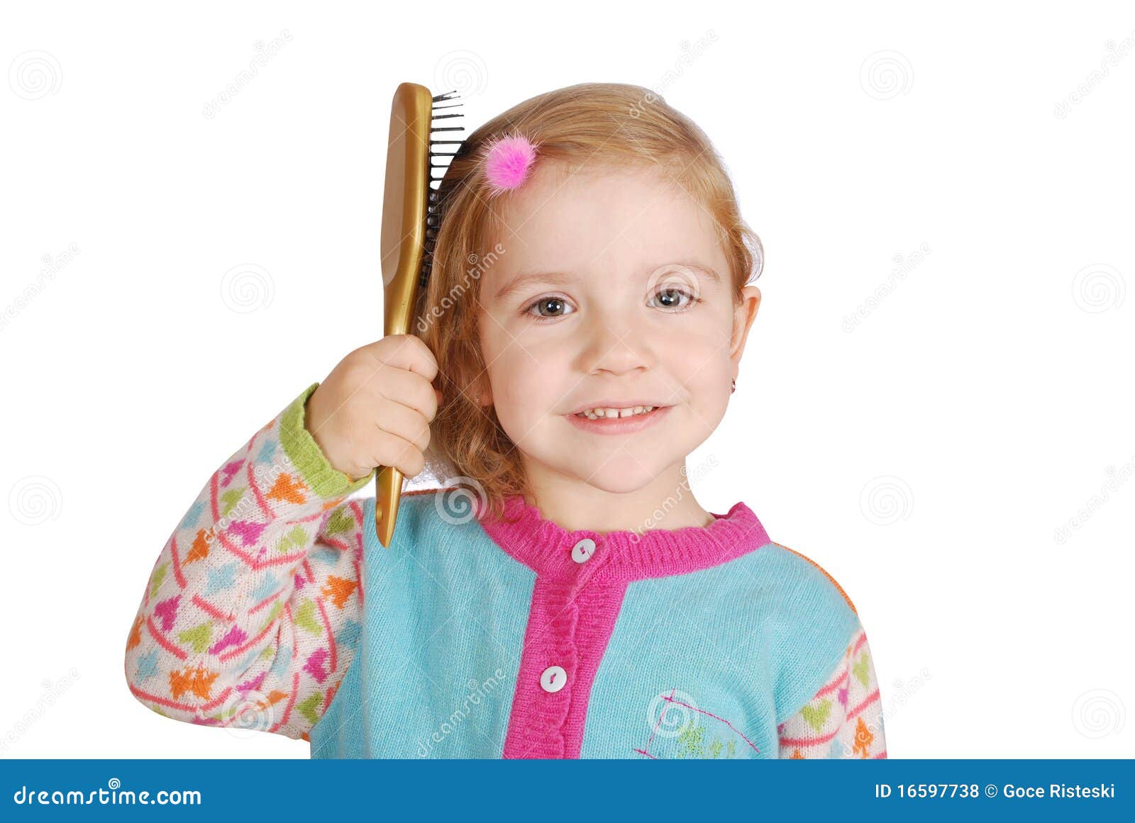 La niña se peina el pelo foto de archivo. Imagen de joven - 16597738