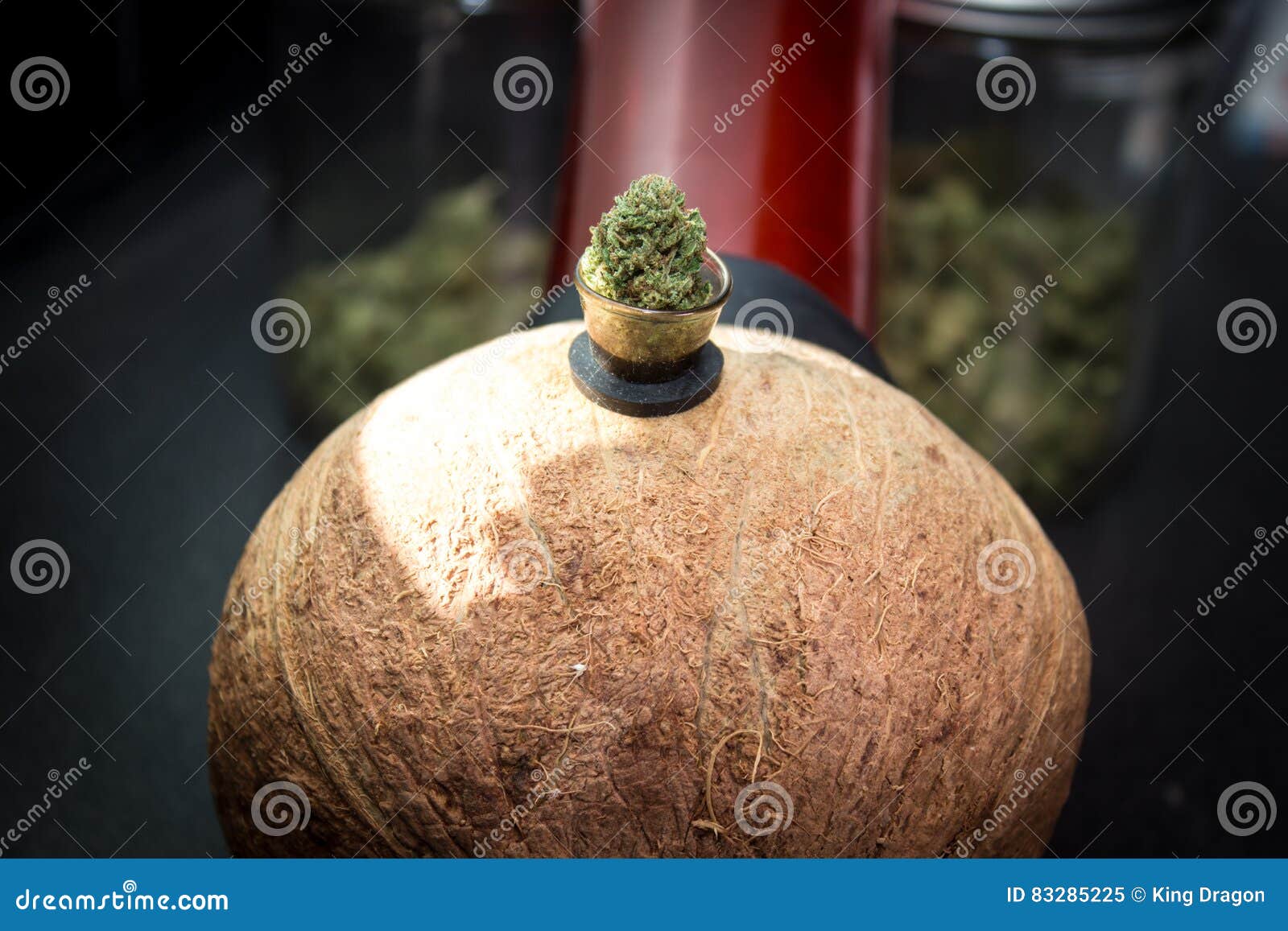 La noix de coco Bong image stock. Image du chanvre, cannabis - 83285225