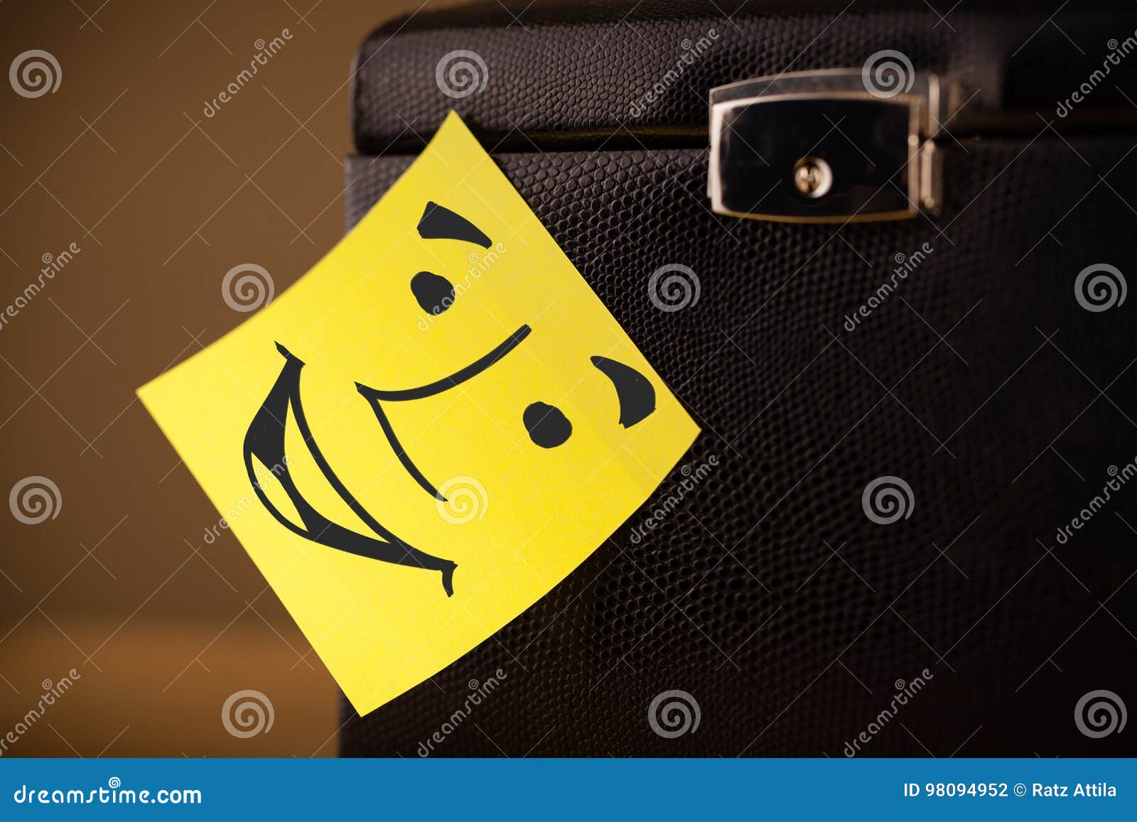 La Nota De Post-it Con La Cara Sonriente Sticked En Una Caja Foto de ...