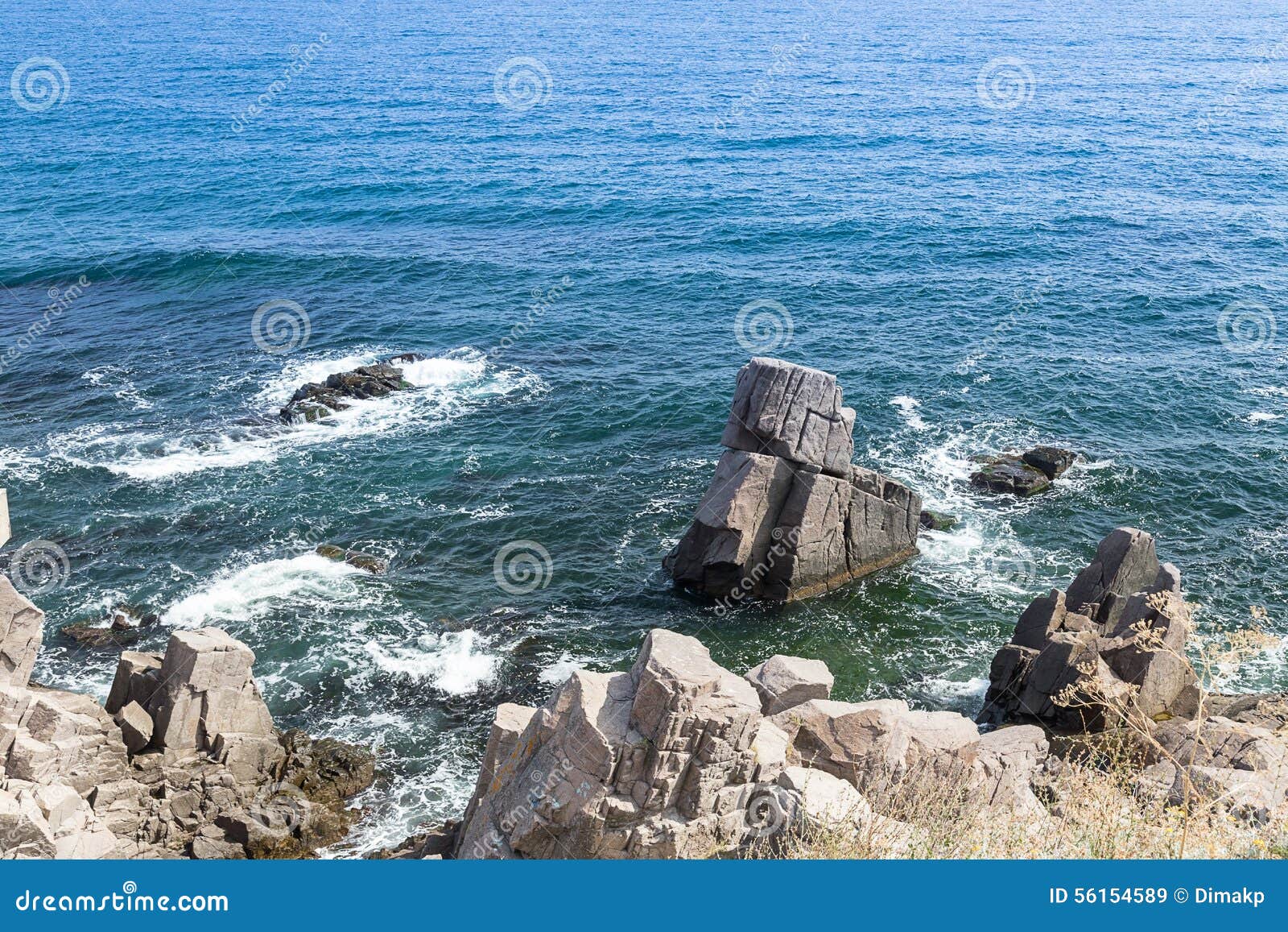 La Orilla De Mar Oscila Piedras Imagen de archivo - Imagen de colorido ...