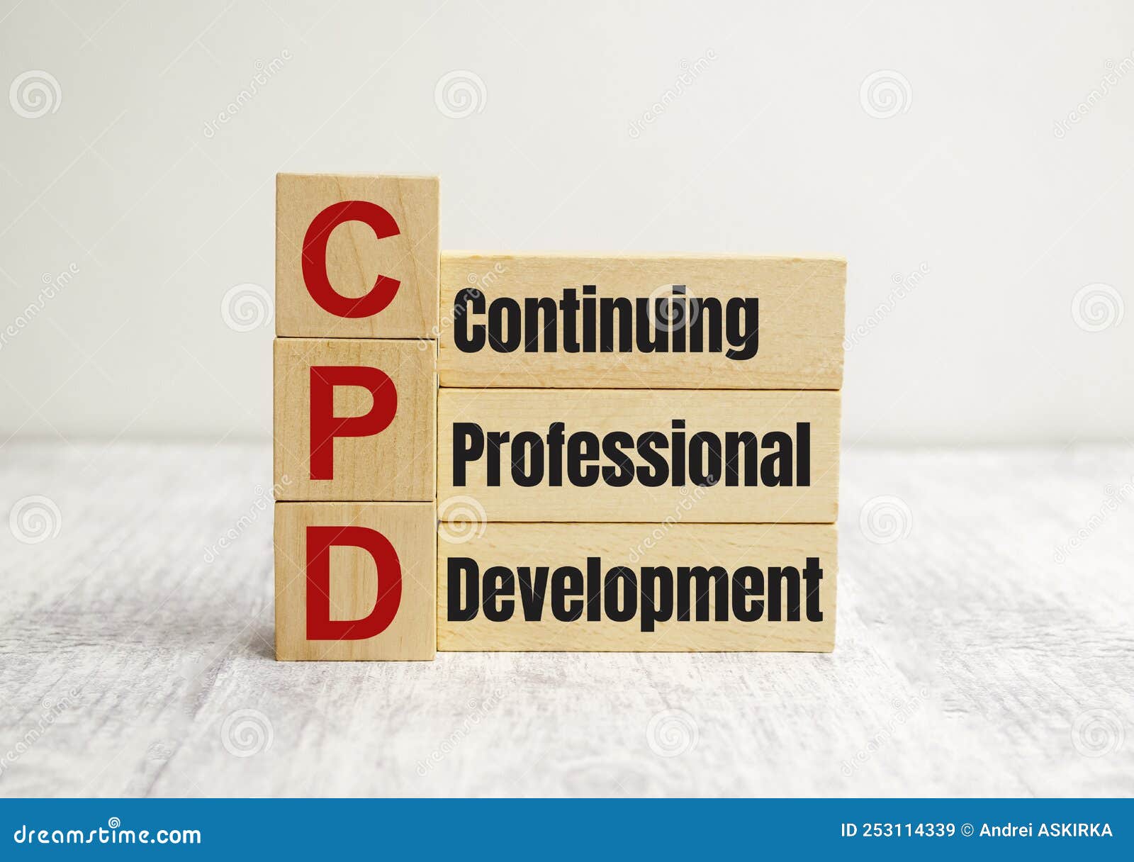 La Palabra Cpd Colocada a Partir De Letras De Madera Imagen de archivo ...