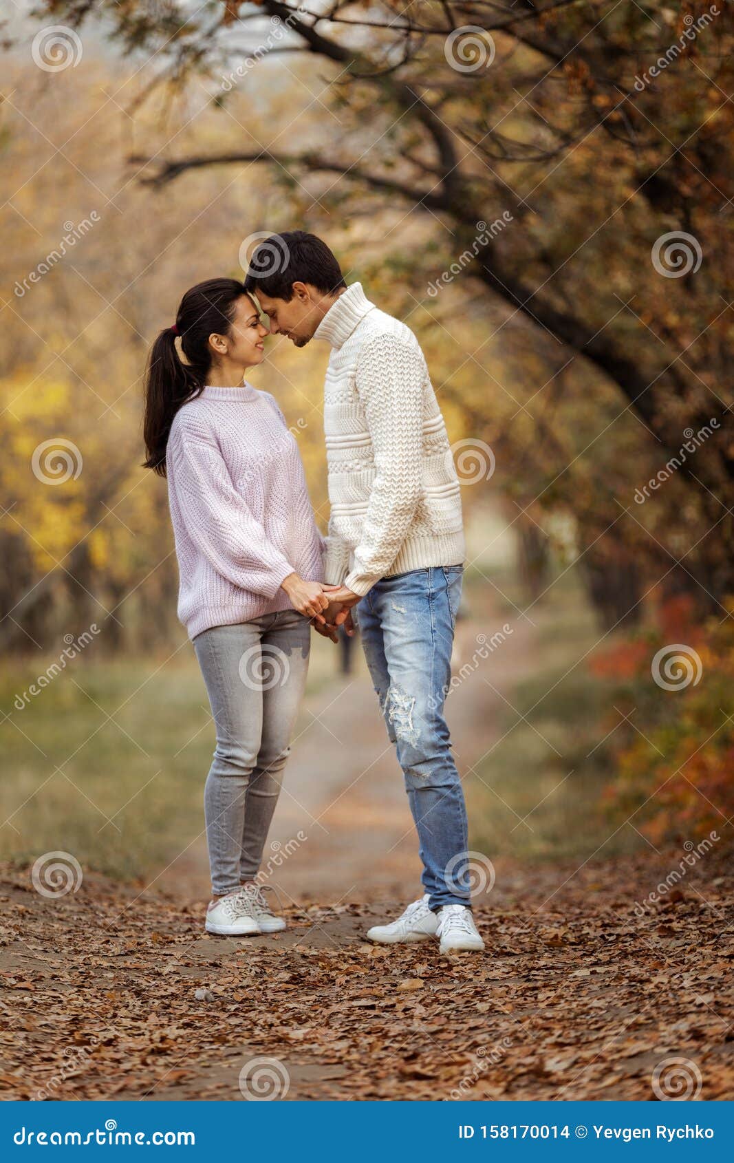 La Pareja Enamorada Tiene Momentos Felices Foto De Archivo Imagen De Parque Abrace 158170014