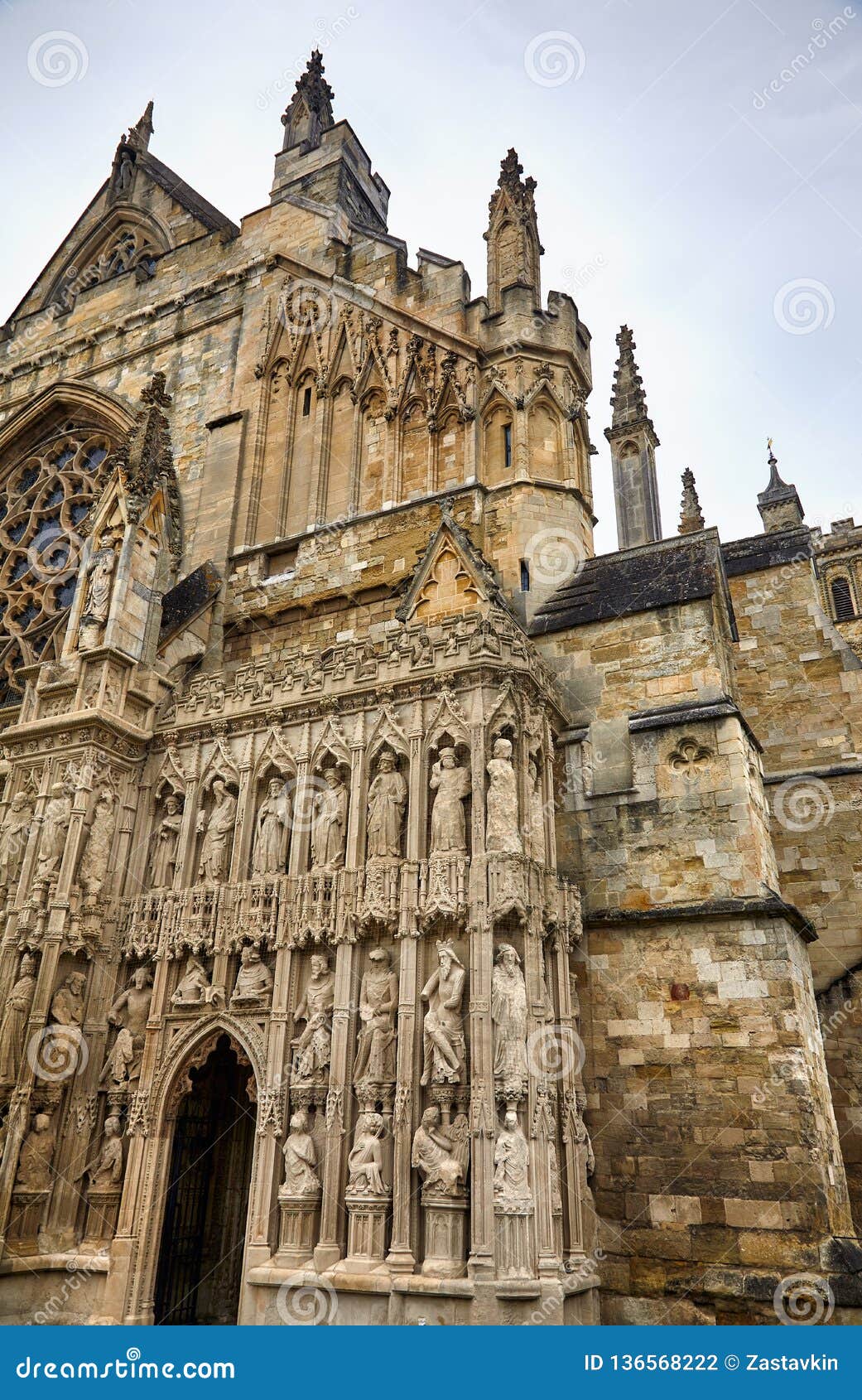 La Parte De La Fachada Del Oeste De La Catedral De Exeter Con Front ...