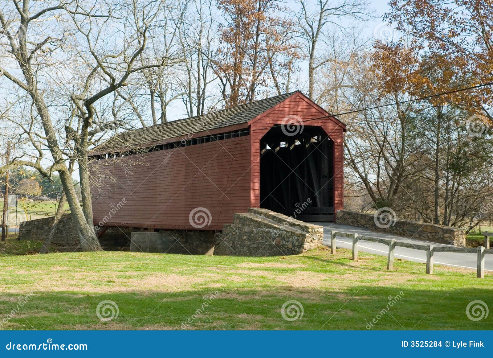La Passerelle Couverte De Loy Photo stock - Image du maryland, couvert ...