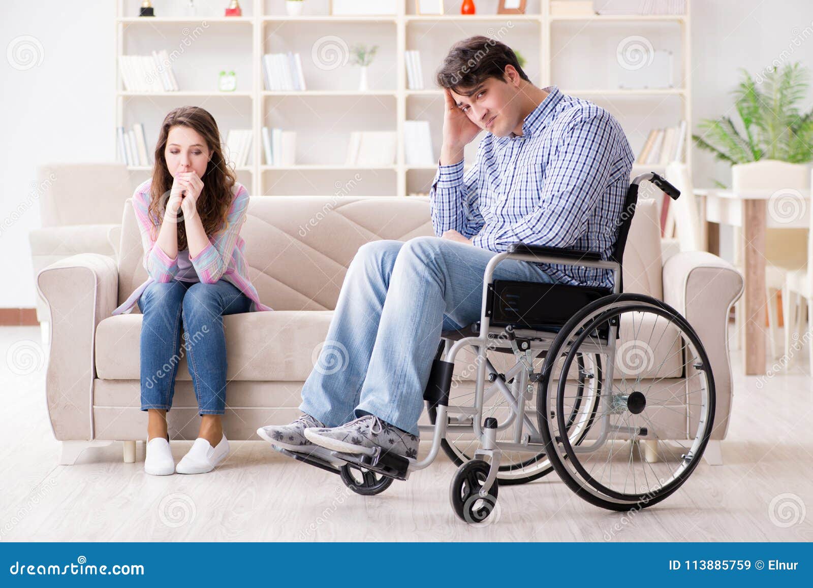 La Persona Discapacitada Desesperada En La Silla De Ruedas Imagen de ...