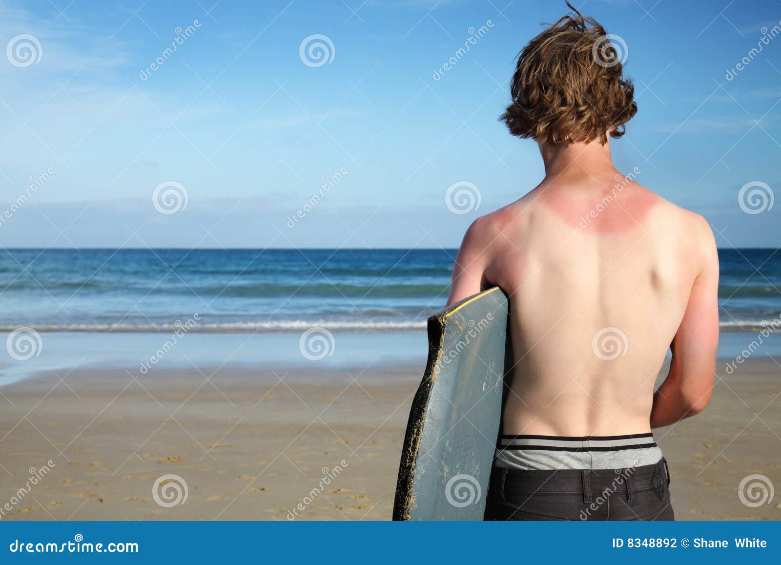 La Persona Que Practica Surf Bronceada. Foto de archivo - Imagen de ...