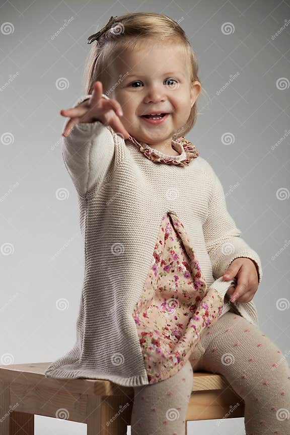 La Petite Fille S'asseyant Sur La Chaise Se Dirige Image stock - Image ... La Petite Fille S'asseyant Sur La Chaise Se Dirige Image stock - Image ...