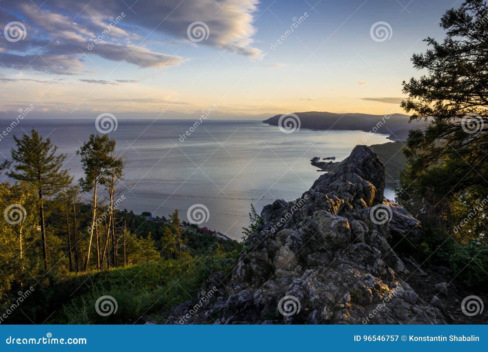 La Piedra De Chersky Baikal, Listvyanka Imagen de archivo - Imagen de ...