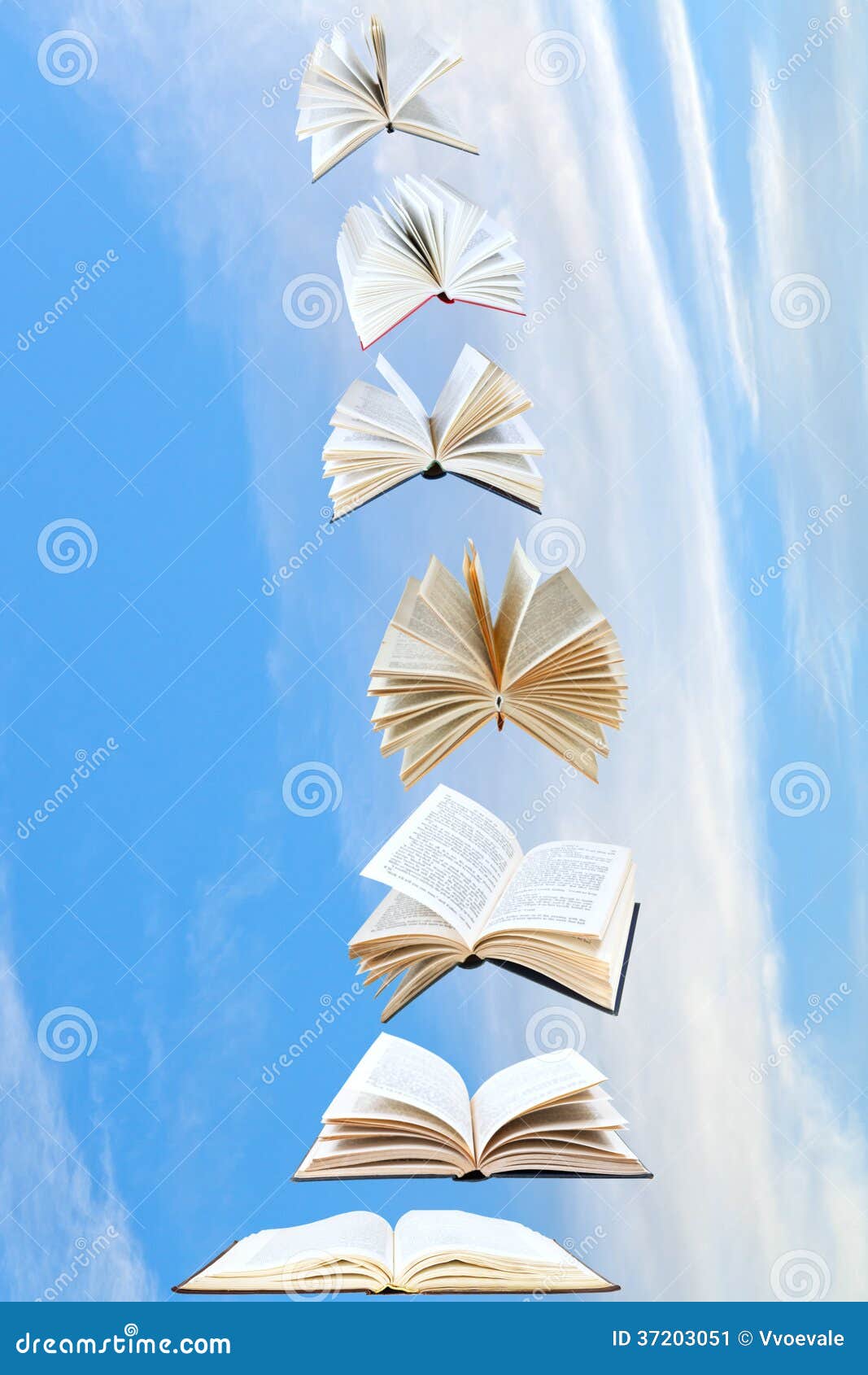 La Pila Di Libri Vola in Cielo Blu Immagine Stock - Immagine di ...