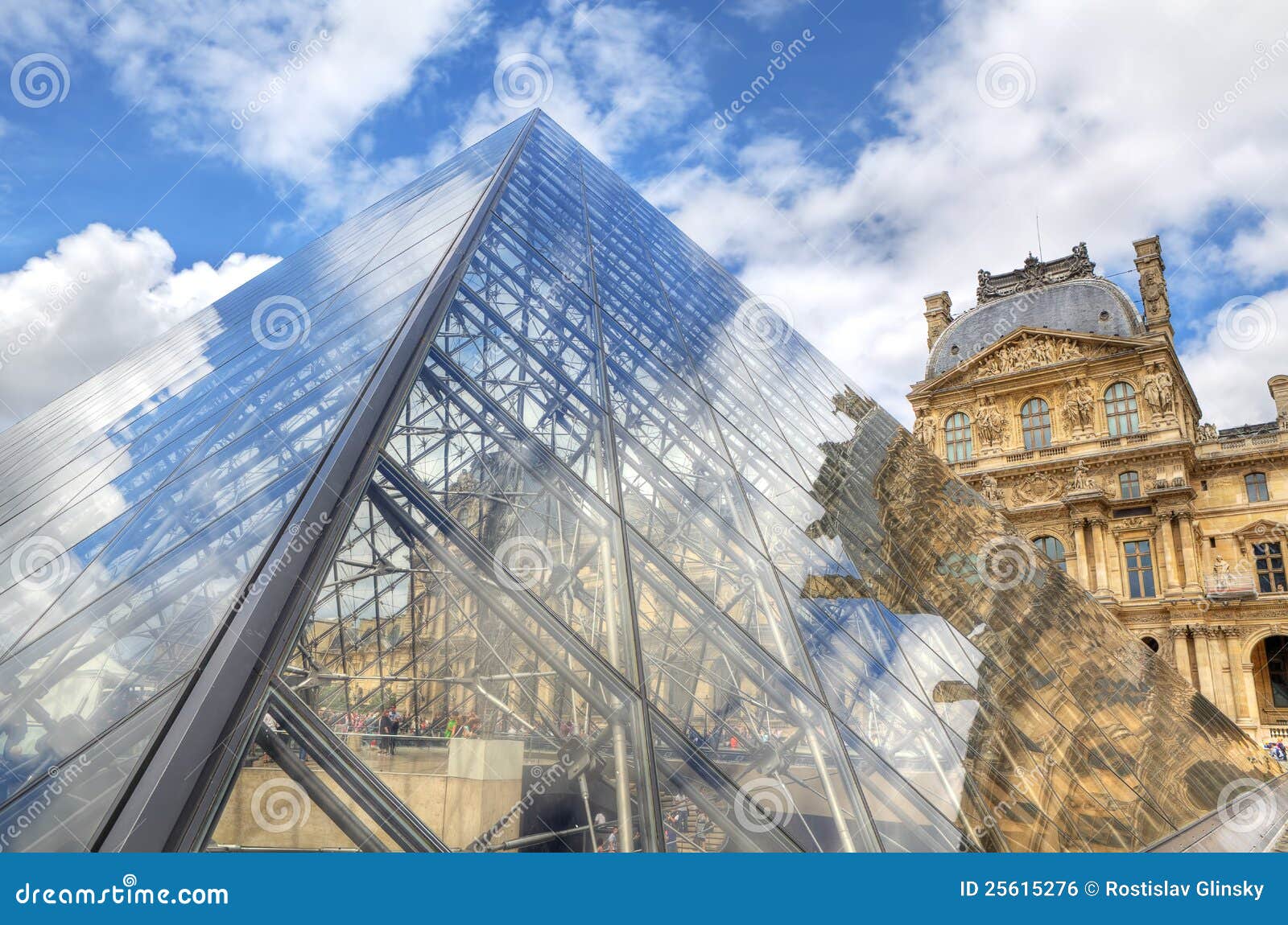 La Piramide Della Feritoia. Parigi, Francia Fotografia Editoriale ...