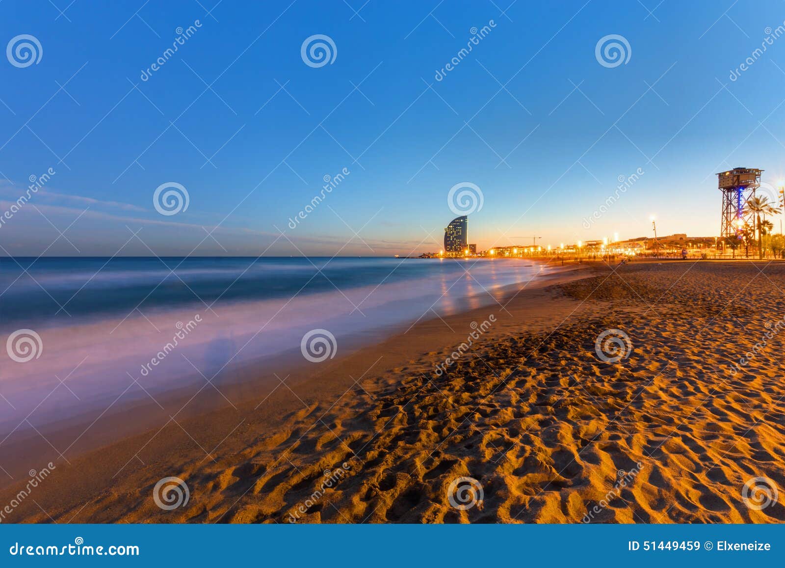 La Plage De Barcelone Au Coucher Du Soleil Image stock - Image du ...