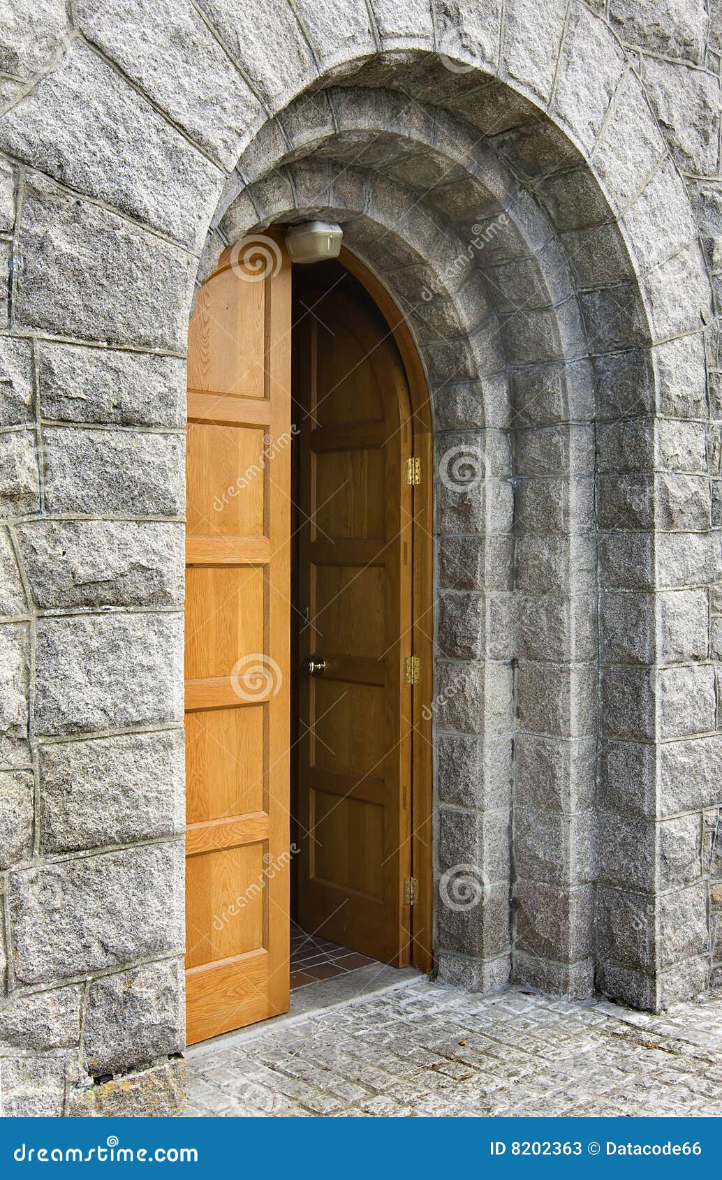 La porta aperta immagine stock. Immagine di castello, santo - 8202363