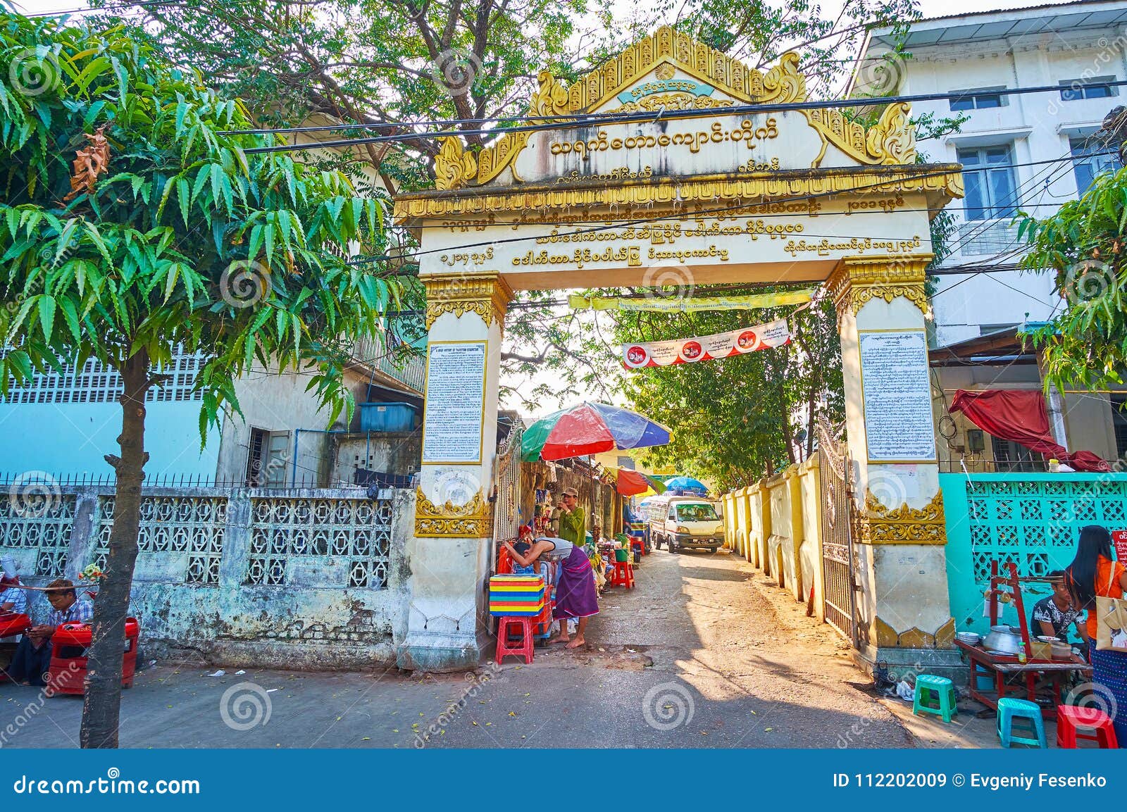 La Porte Du Complexe Monastique De Thayet Taw, Yangon, Myanmar Image ...