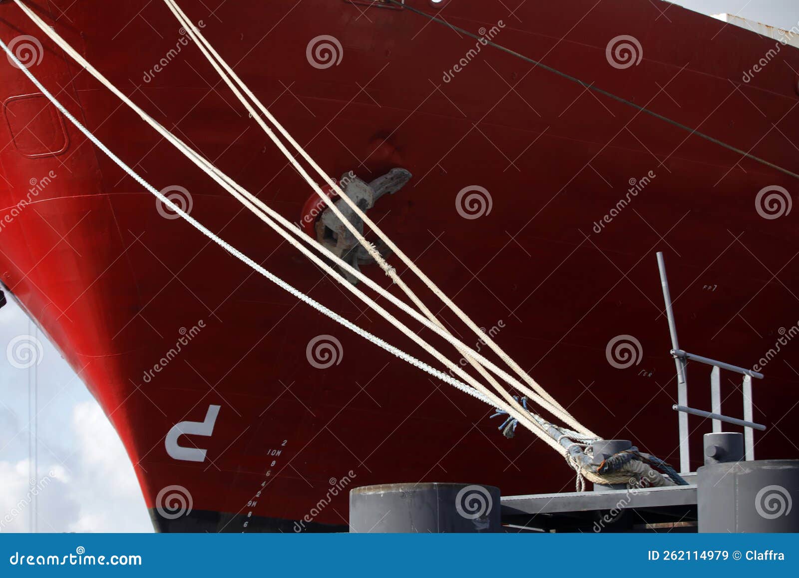La Proa De Un Buque Amarrado Imagen de archivo - Imagen de negocios ...