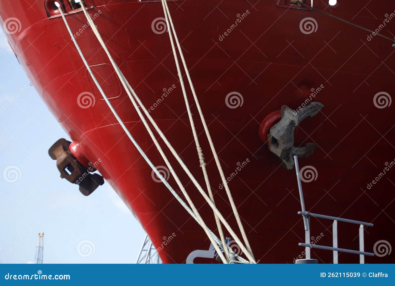 La Proa De Un Buque Amarrado Imagen de archivo - Imagen de marina ...