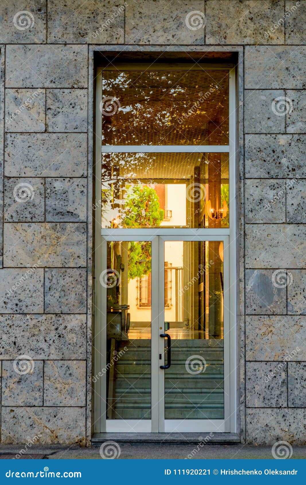 La Puerta De Entrada De Cristal Al Edificio Arquitectura Moderna De La Entrada Del Edificio ...