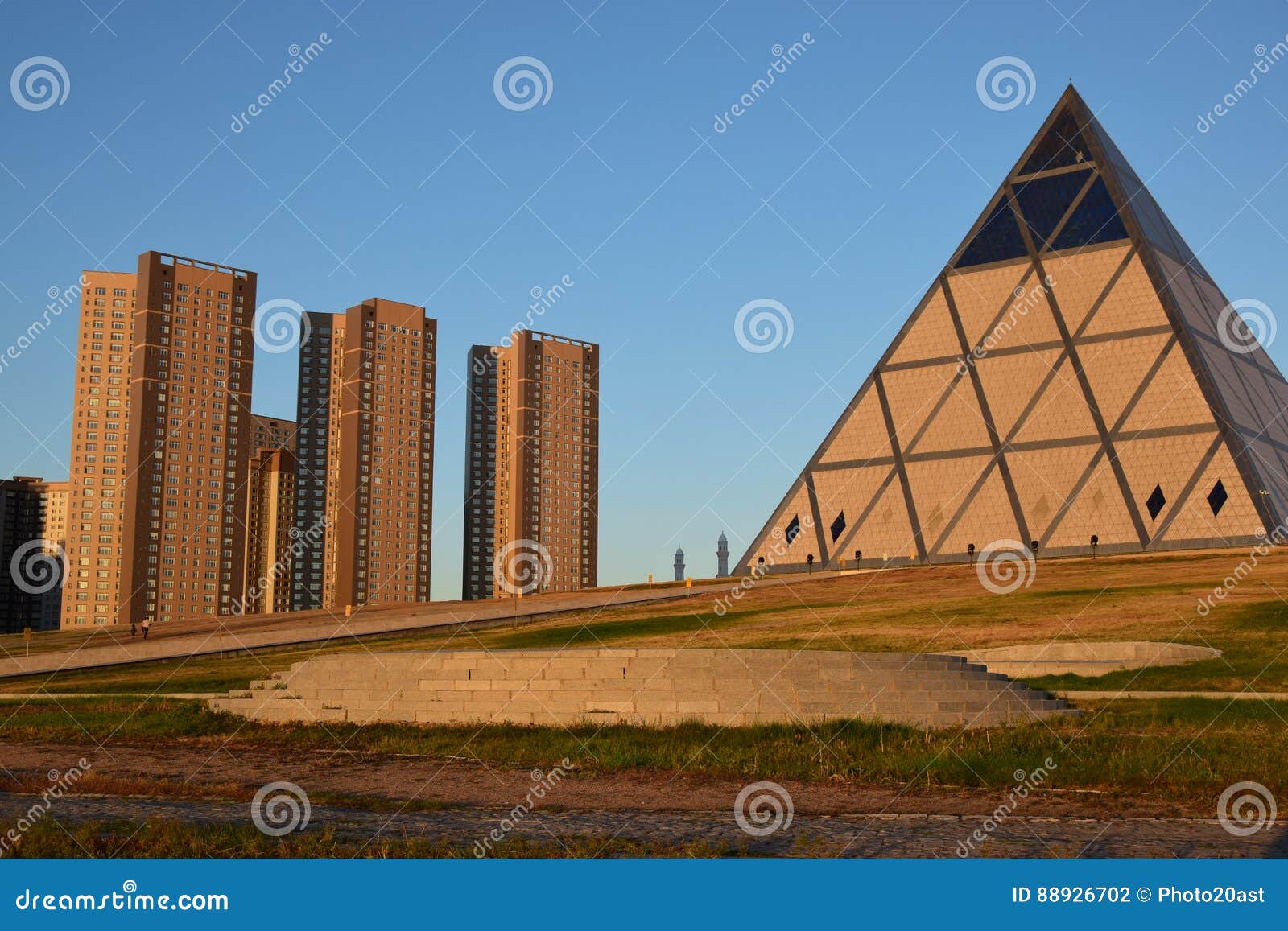 La Pyramide à Astana/Kazakhstan Photographie éditorial - Image du ...