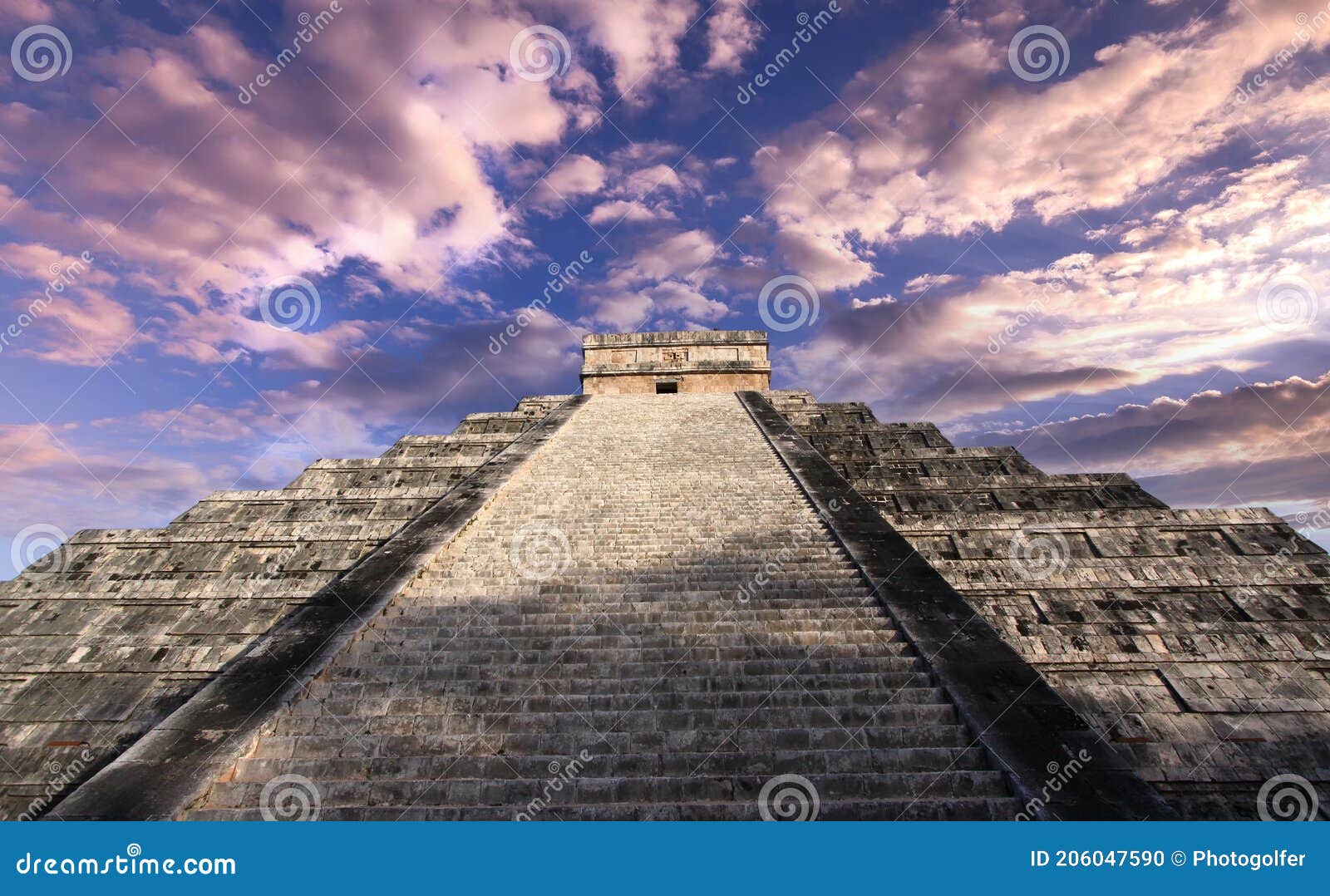 La Pyramide Chichen Itza Mexique Dans L' Photo stock - Image du ...