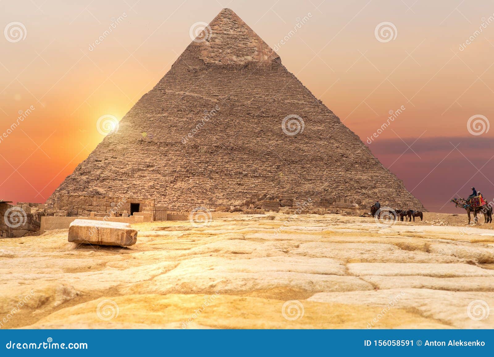 La Pyramide De Chephren Aux Rayons Du Soleil Couchant, Egypte Image ...