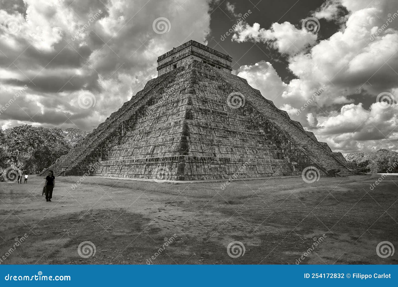 La Pyramide De Chichen Itza Photo stock - Image du indien, célèbre ...