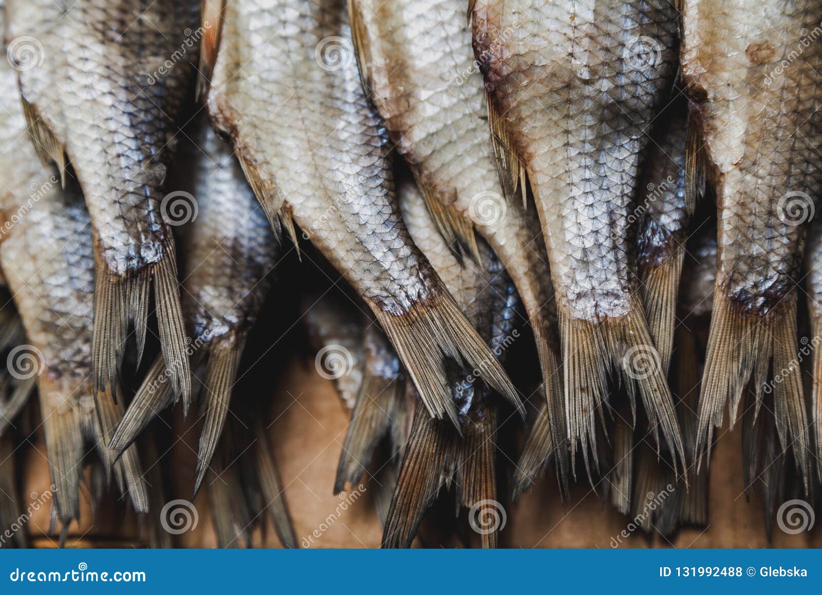 La Queue Des Poissons Secs Se Trouvent Sur Le Compteur Photo stock ...