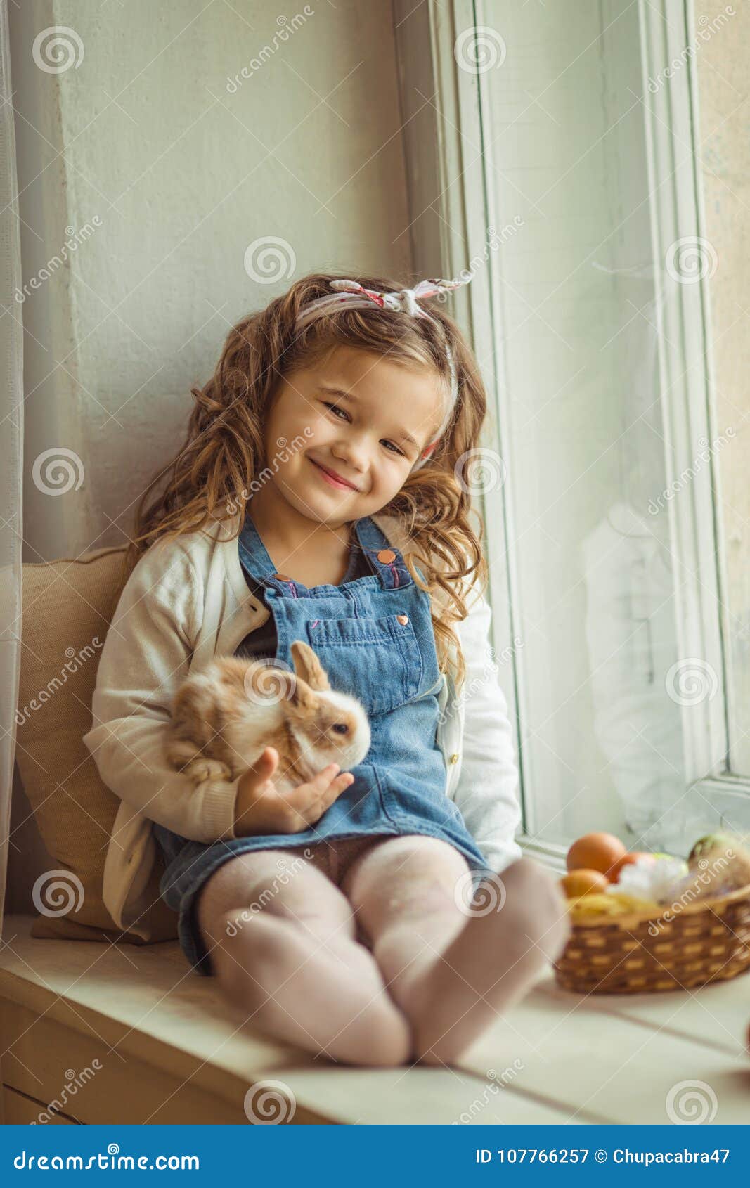 La Ragazza Abbastanza Felice Del Bambino Sta Sedendosi Sul Davanzale ... La Ragazza Abbastanza Felice Del Bambino Sta Sedendosi Sul Davanzale ...