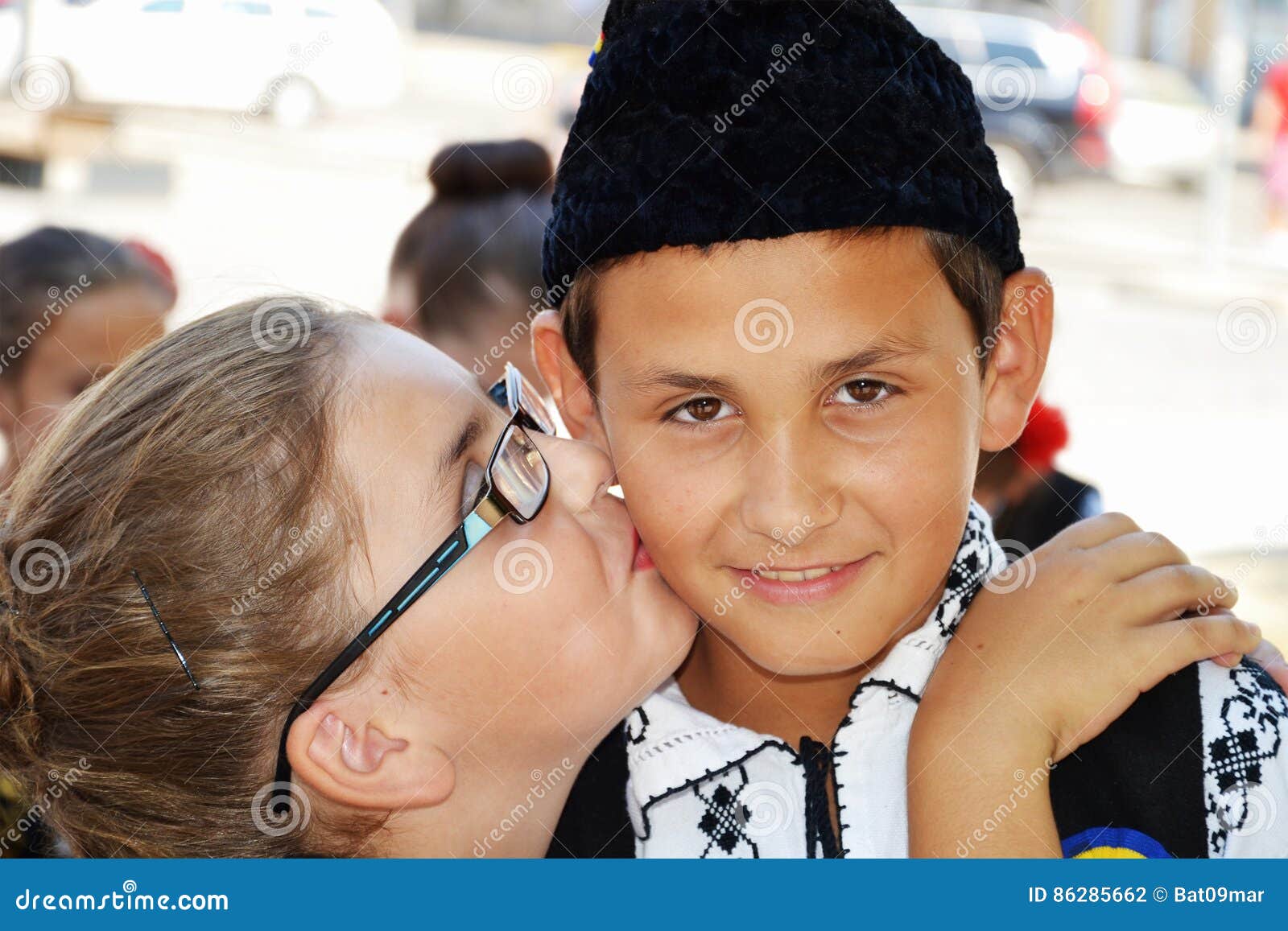 La Ragazza Bacia Il Ragazzo E Lo Abbraccia Fotografia Editoriale ...