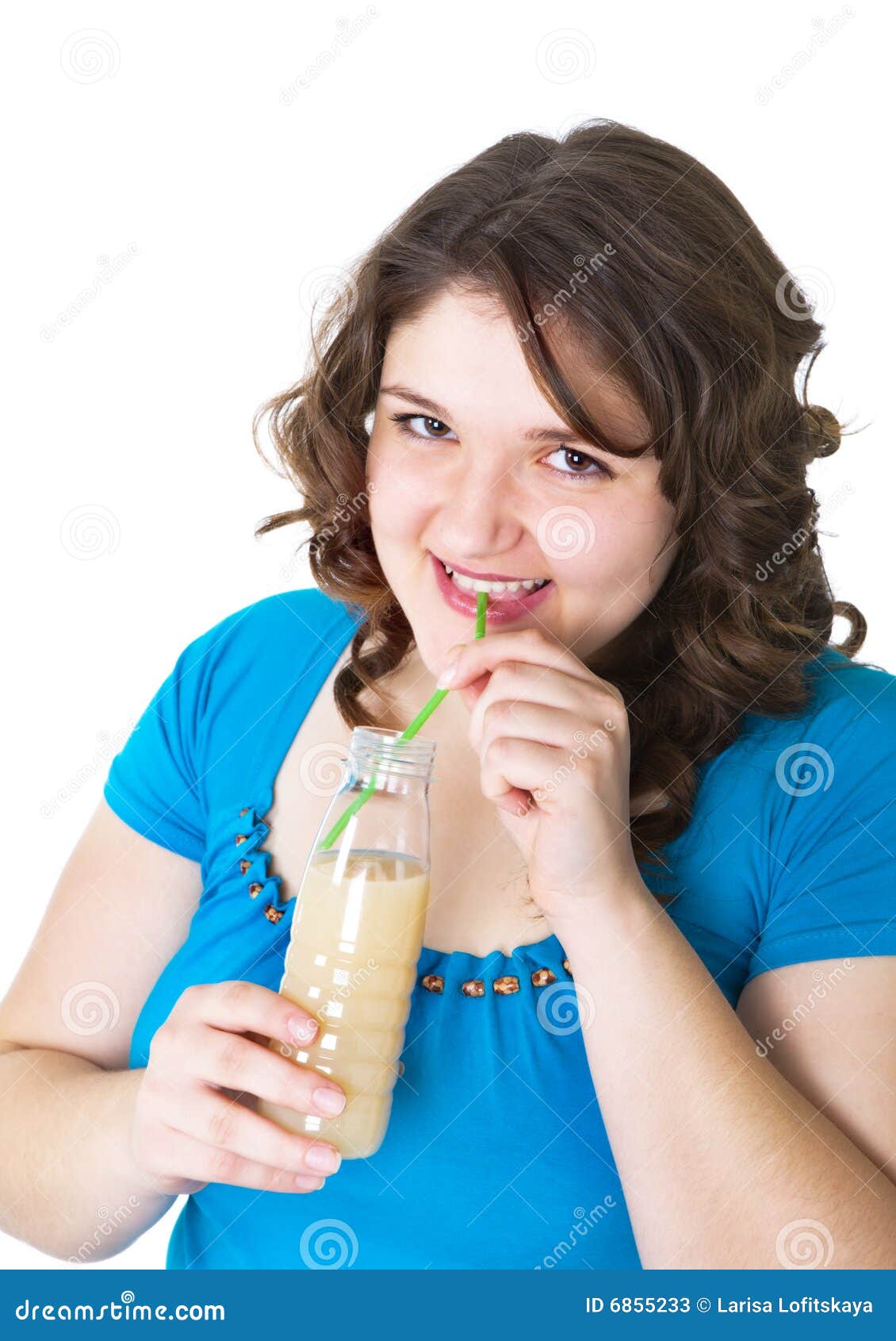 La Ragazza Beve Una Bevanda Della Latteria Immagine Stock - Immagine di ...