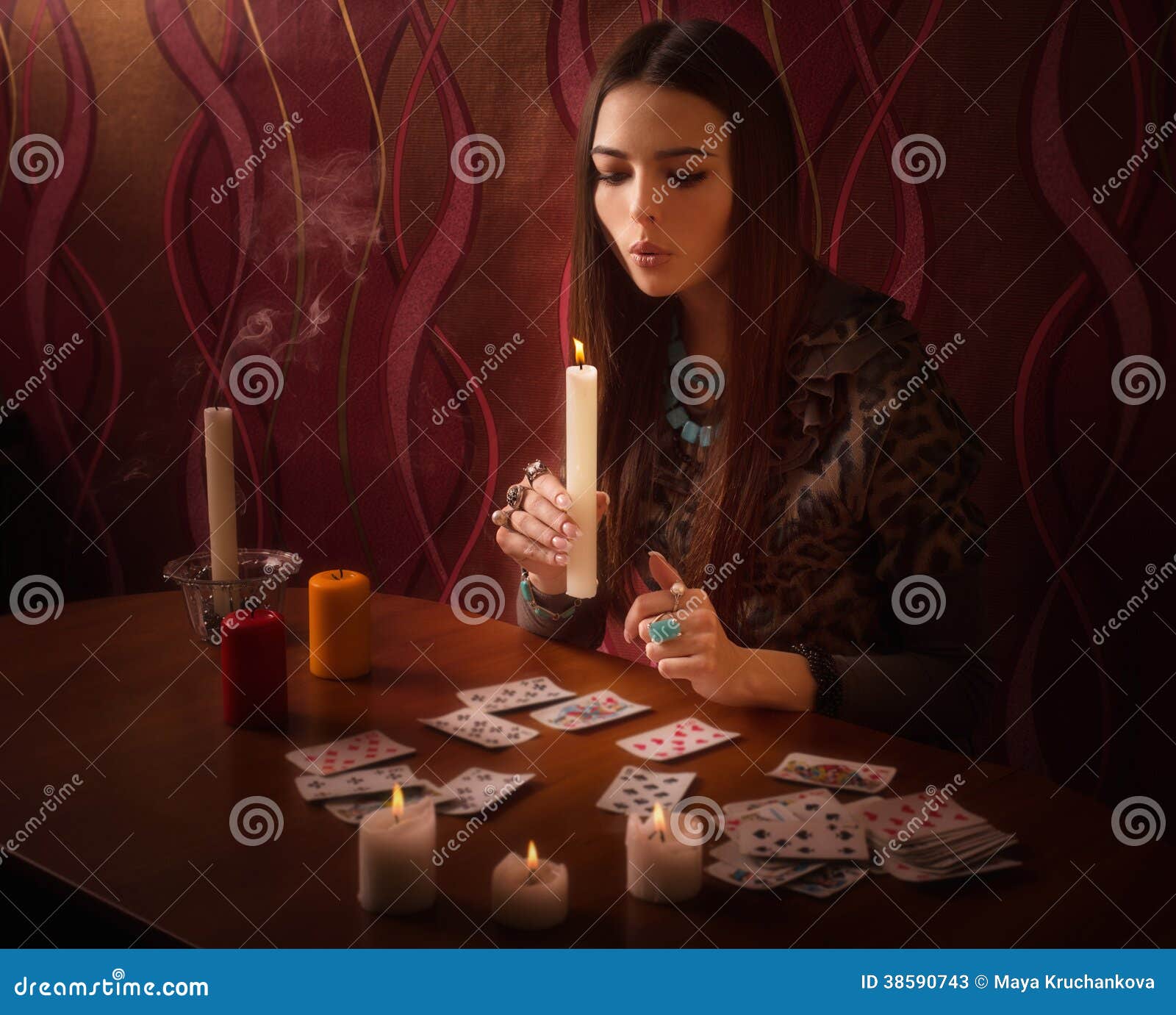 La Ragazza Estingue Le Candele Dopo Divinazione Immagine Stock ...