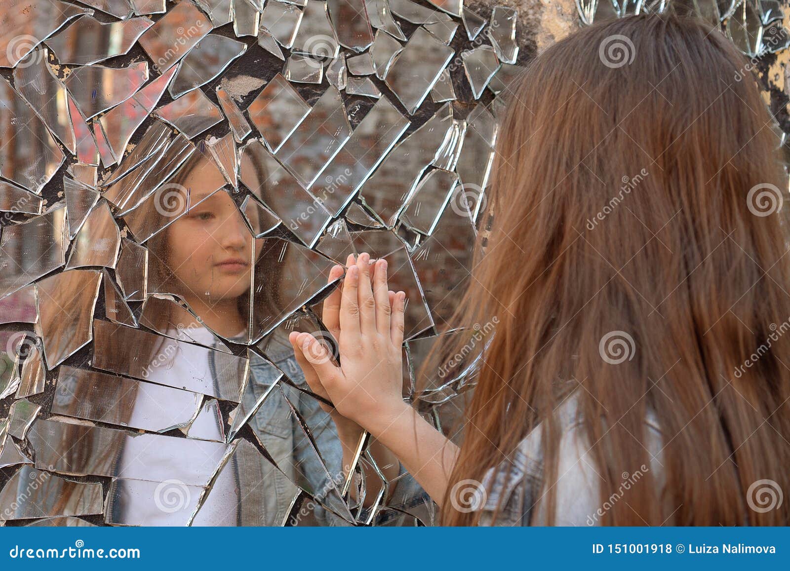 La Ragazza Guarda in Uno Specchio Rotto E Mostra La Sua Mano Su Uno ...
