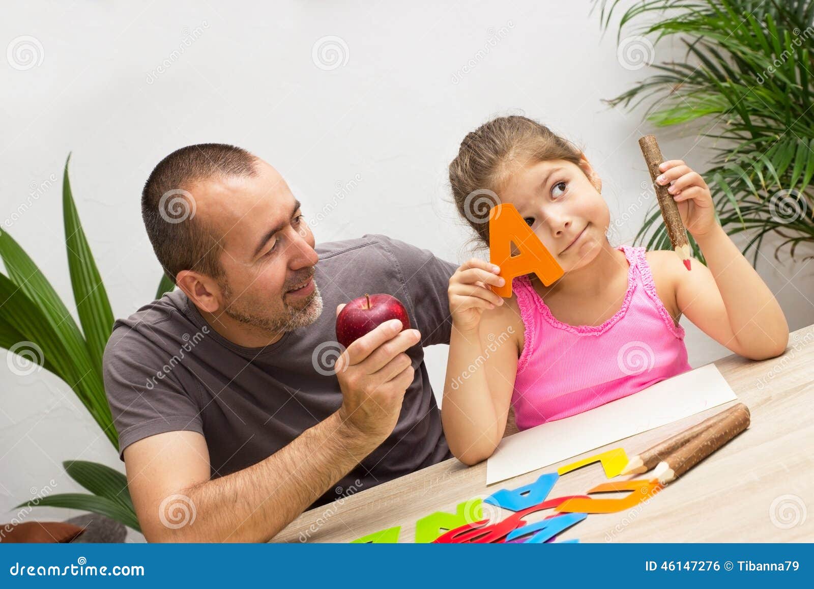 La Ragazza Impara L'alfabeto Fotografia Stock - Immagine di ...