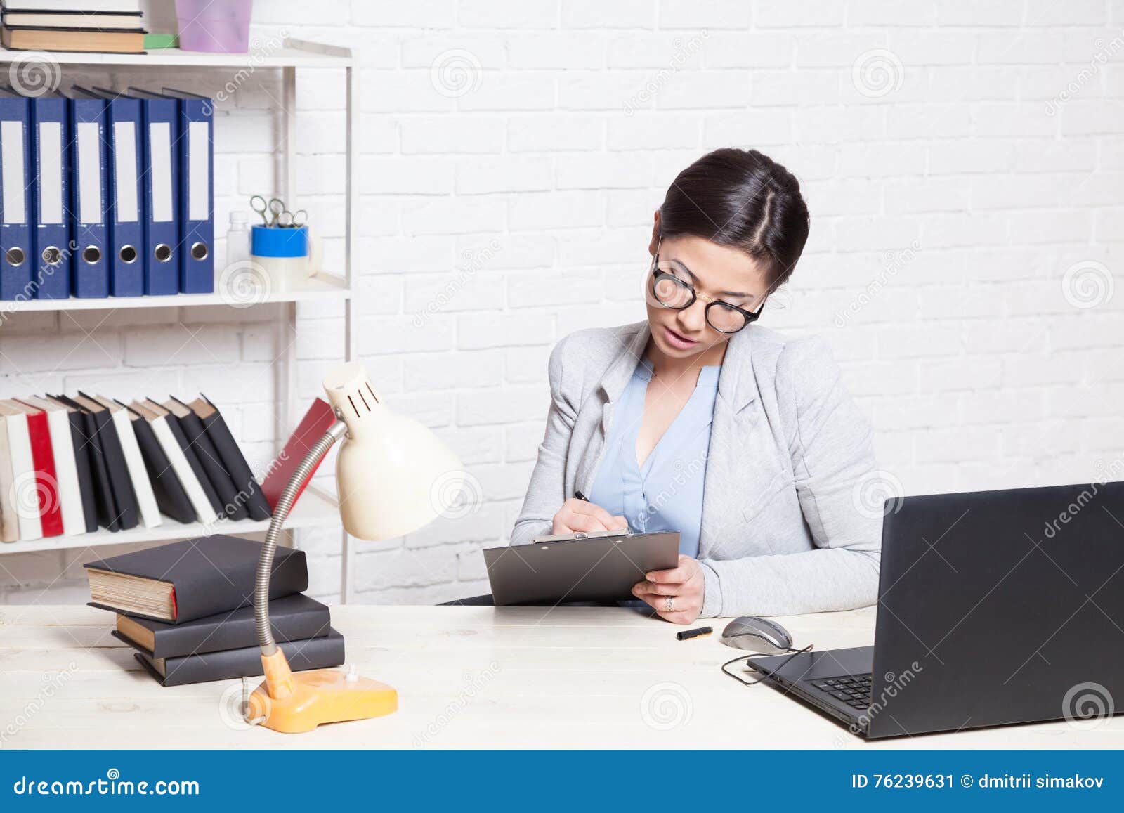 La Ragazza Lavora in Un Ufficio Ad Un Computer Immagine Stock ...
