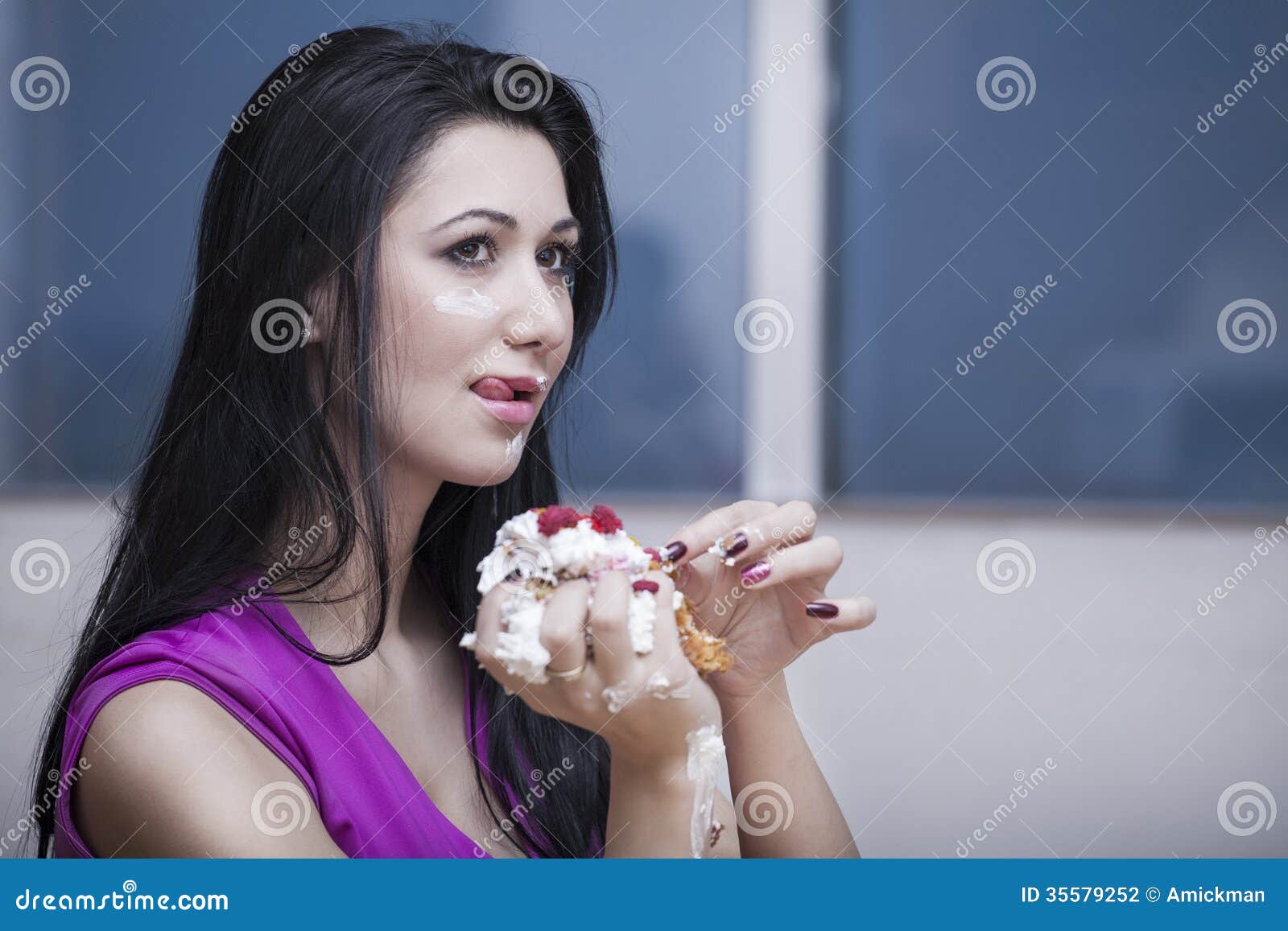 La ragazza mangia il dolce fotografia stock. Immagine di pasto - 35579252 La ragazza mangia il dolce fotografia stock. Immagine di pasto - 35579252