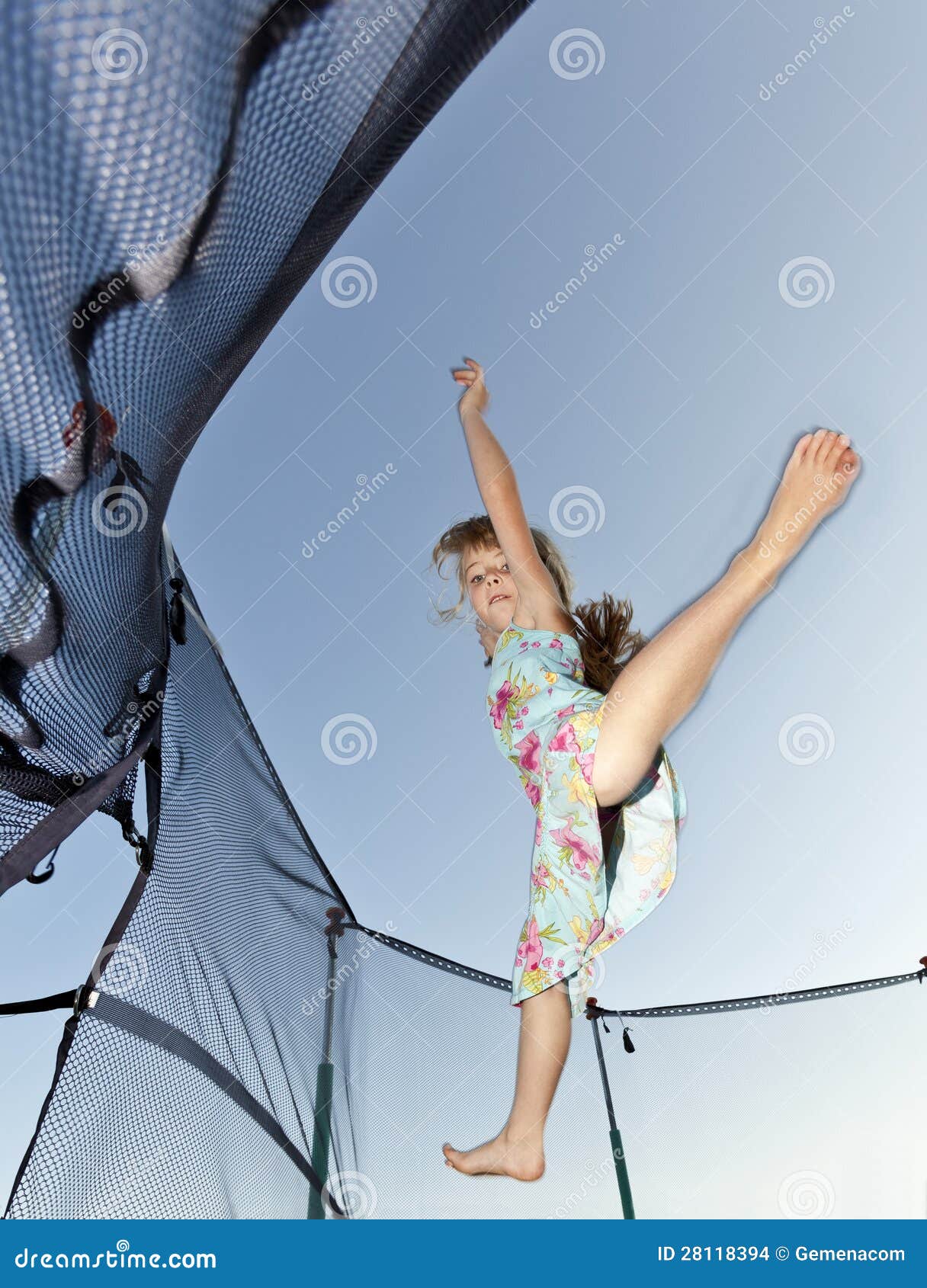 La ragazza salta fotografia stock. Immagine di vestito - 28118394