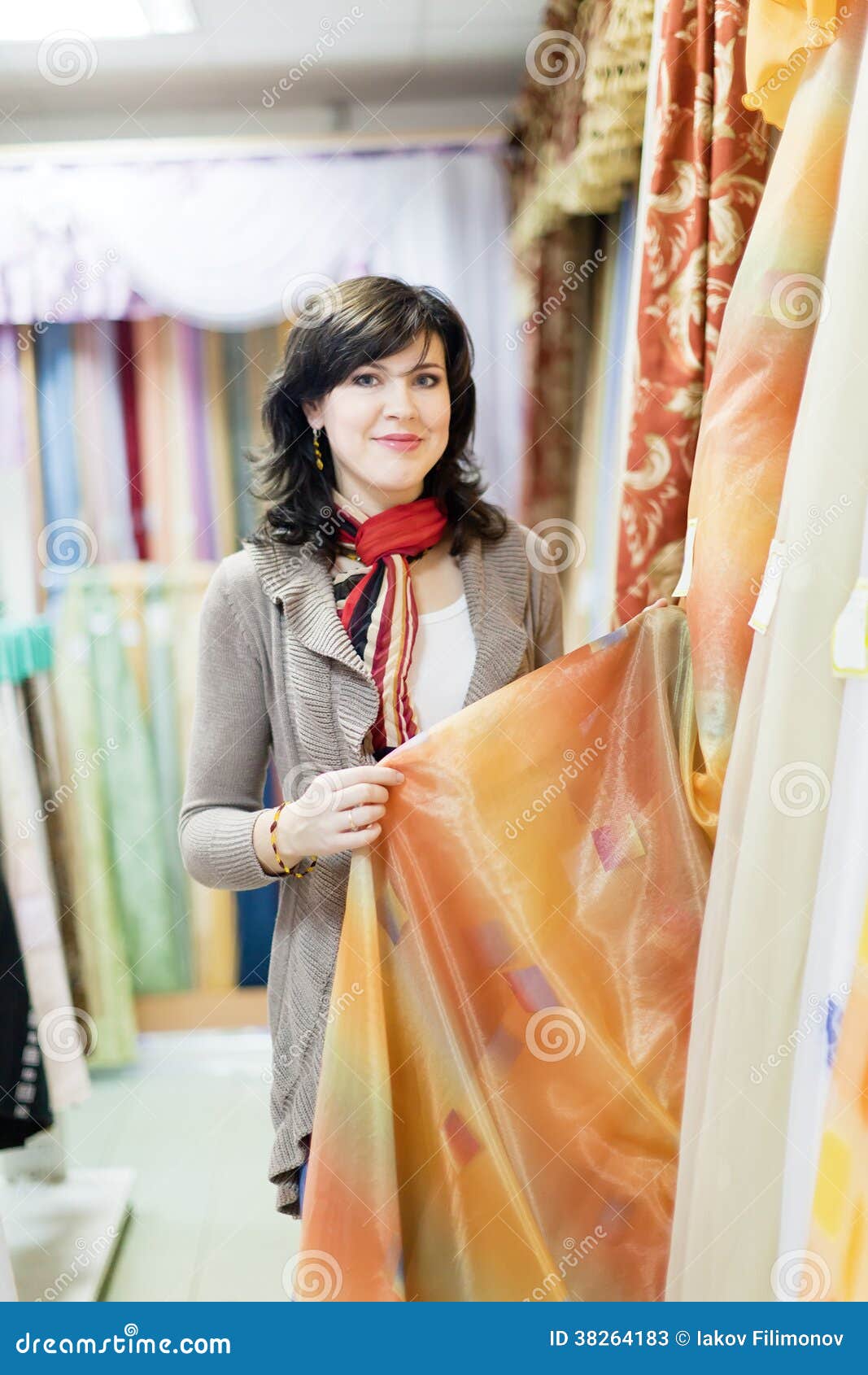 La Ragazza Sceglie I Drappi Immagine Stock - Immagine di bellezza ... La Ragazza Sceglie I Drappi Immagine Stock - Immagine di bellezza ...