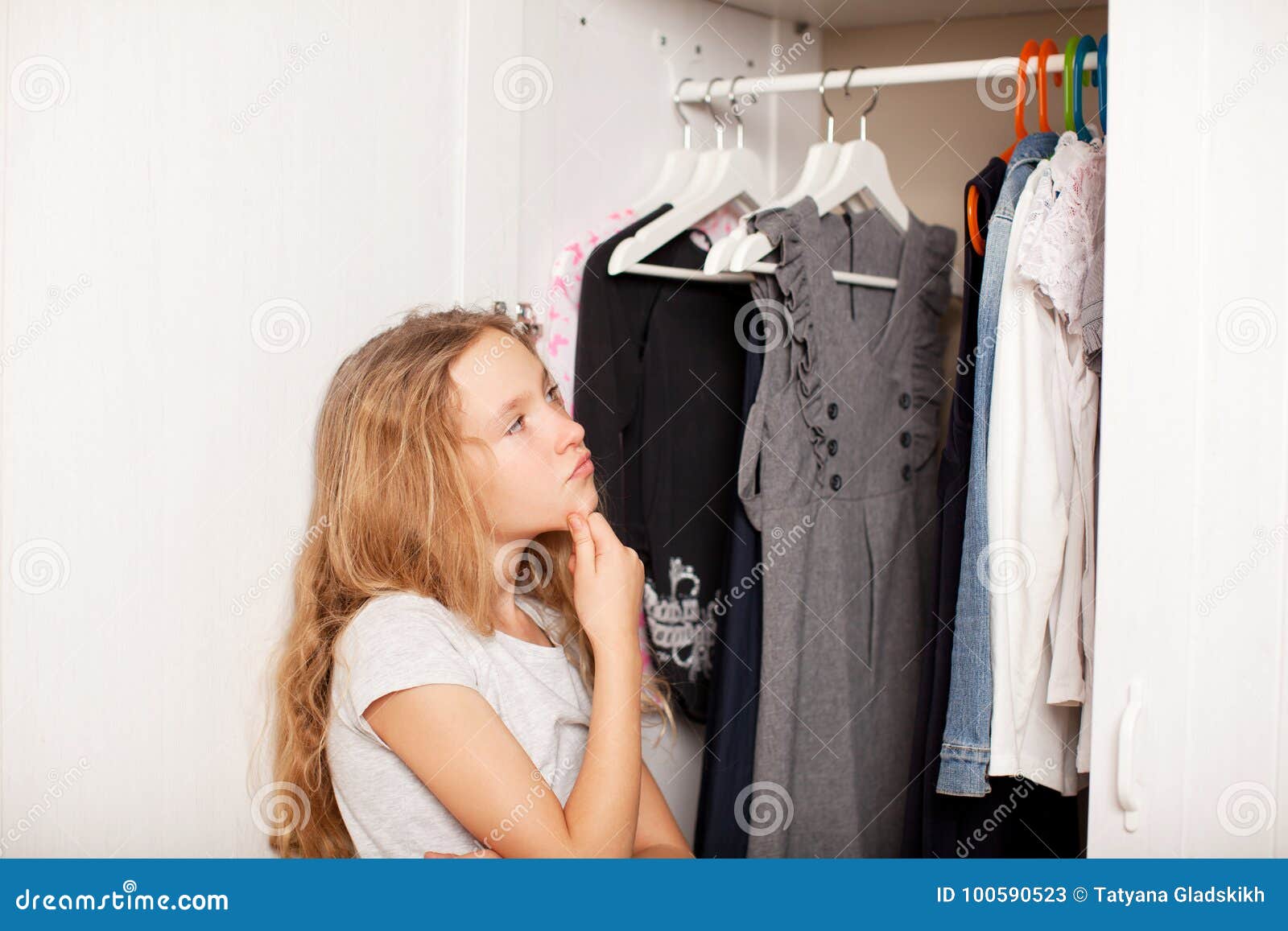 La Ragazza Sceglie I Vestiti Dal Gabinetto Bambino Immagine Stock ... La Ragazza Sceglie I Vestiti Dal Gabinetto Bambino Immagine Stock ...