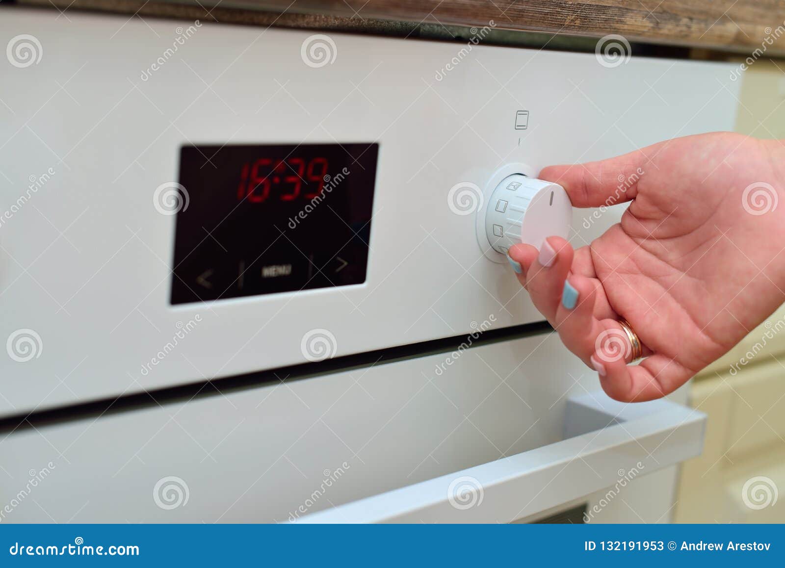 La Ragazza Sceglie Il Modo Del Forno Immagine Stock - Immagine di tasto ... La Ragazza Sceglie Il Modo Del Forno Immagine Stock - Immagine di tasto ...